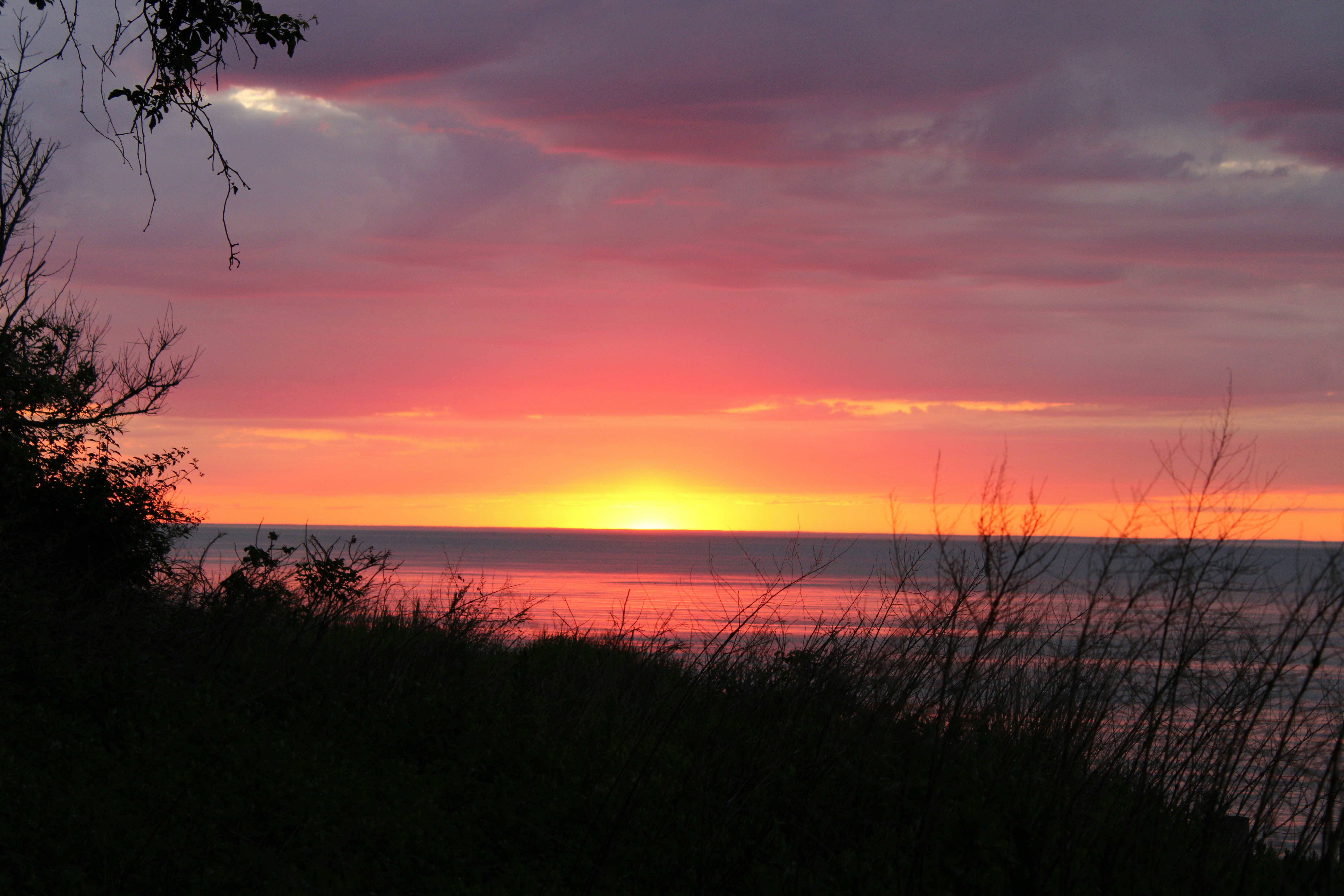 Horizon Ember: Sunset Over Quiet Shore