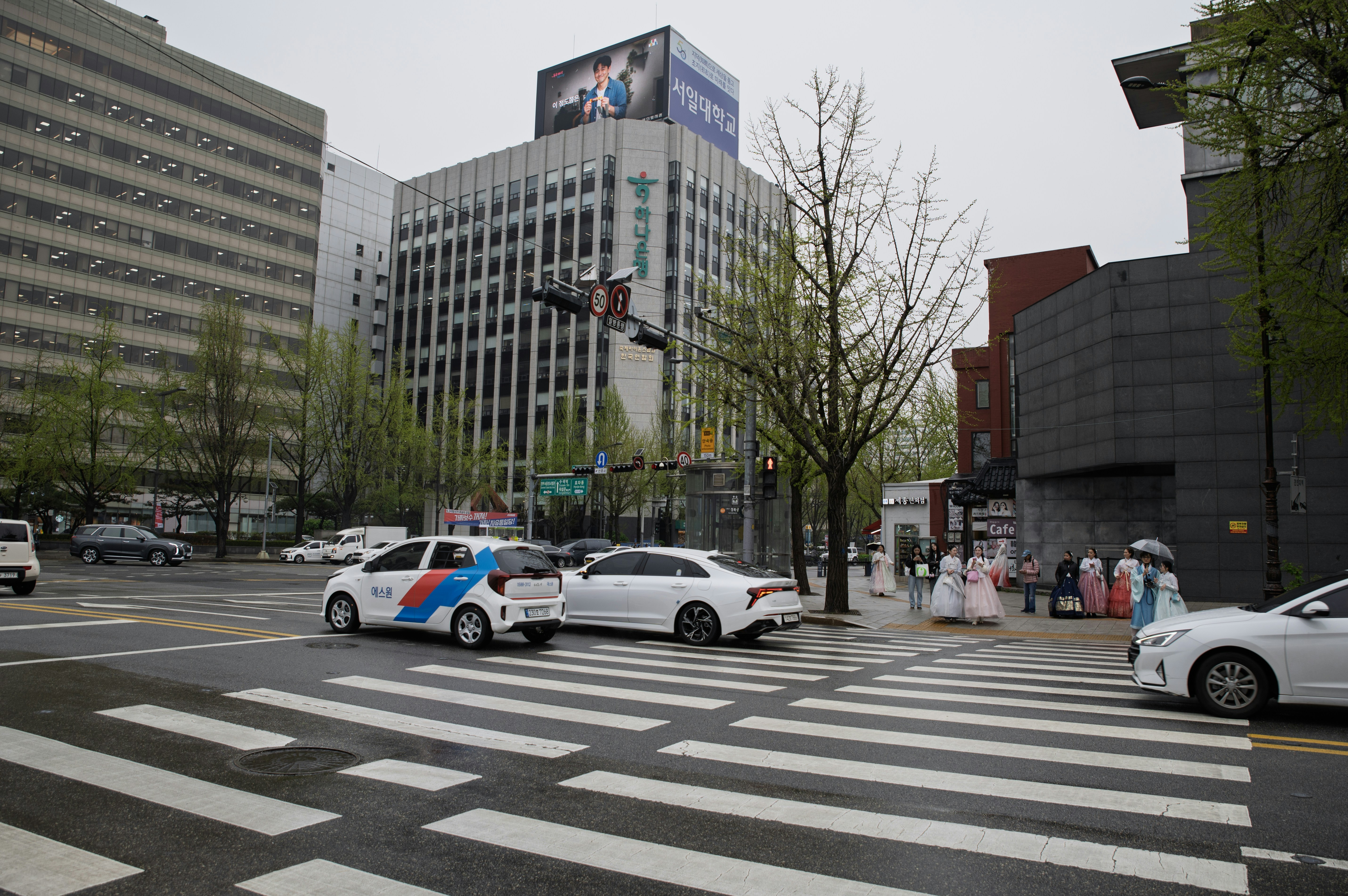 Crosswalk Confluence: Urban Activity at a Seoul Street Corner