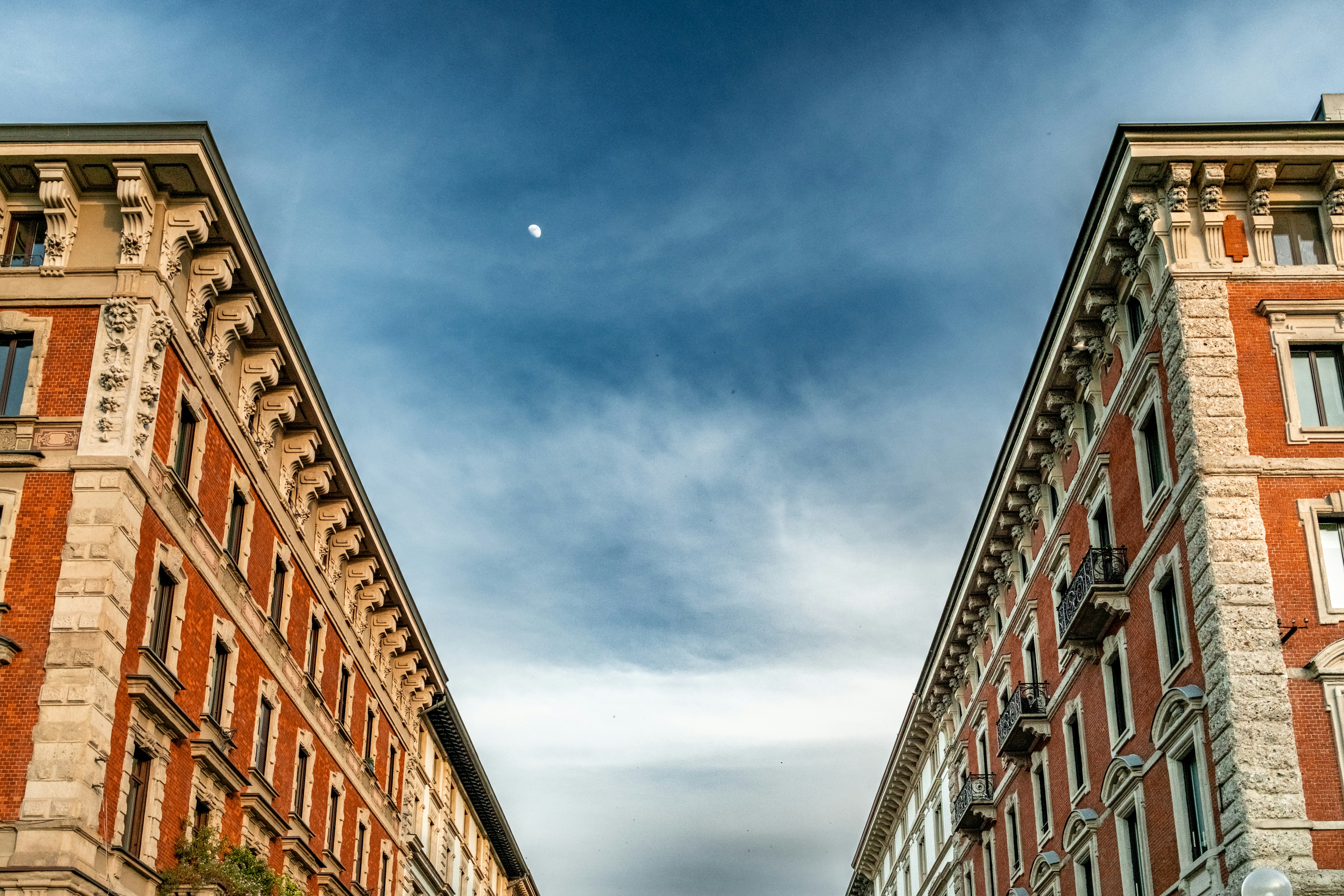 Symmetry Under a Clear Sky: Urban Facades Framing a Narrow Sky