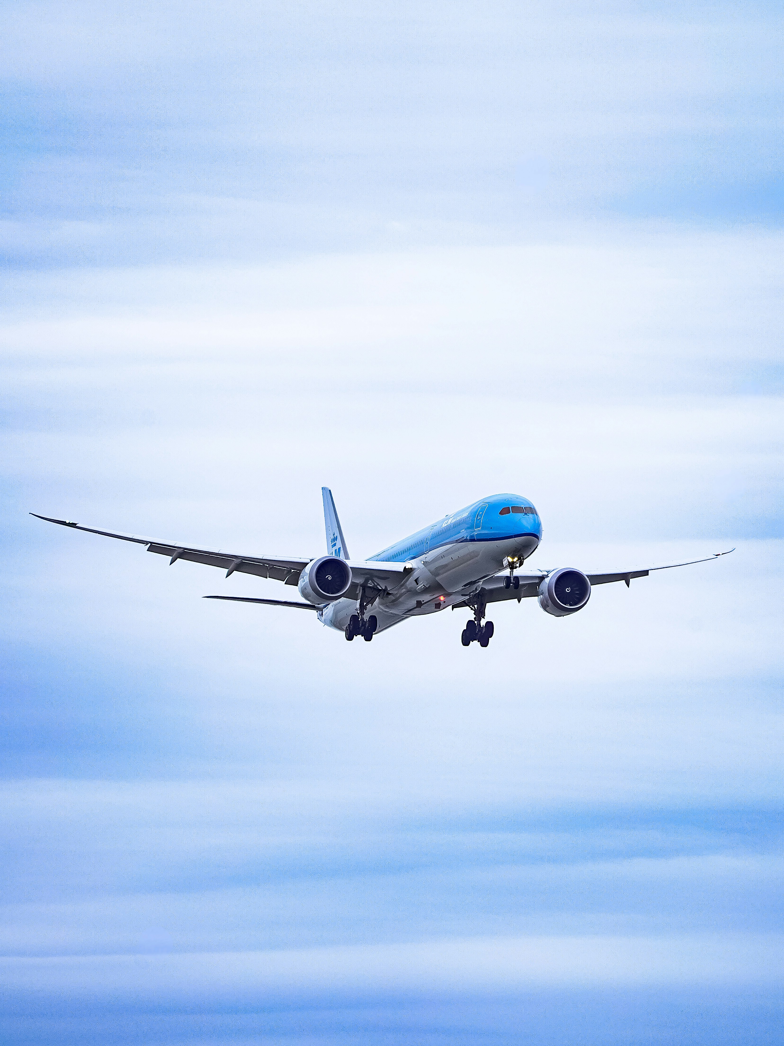 Low-Altitude Jet Equilibrium: Aircraft Approaches with Clouds