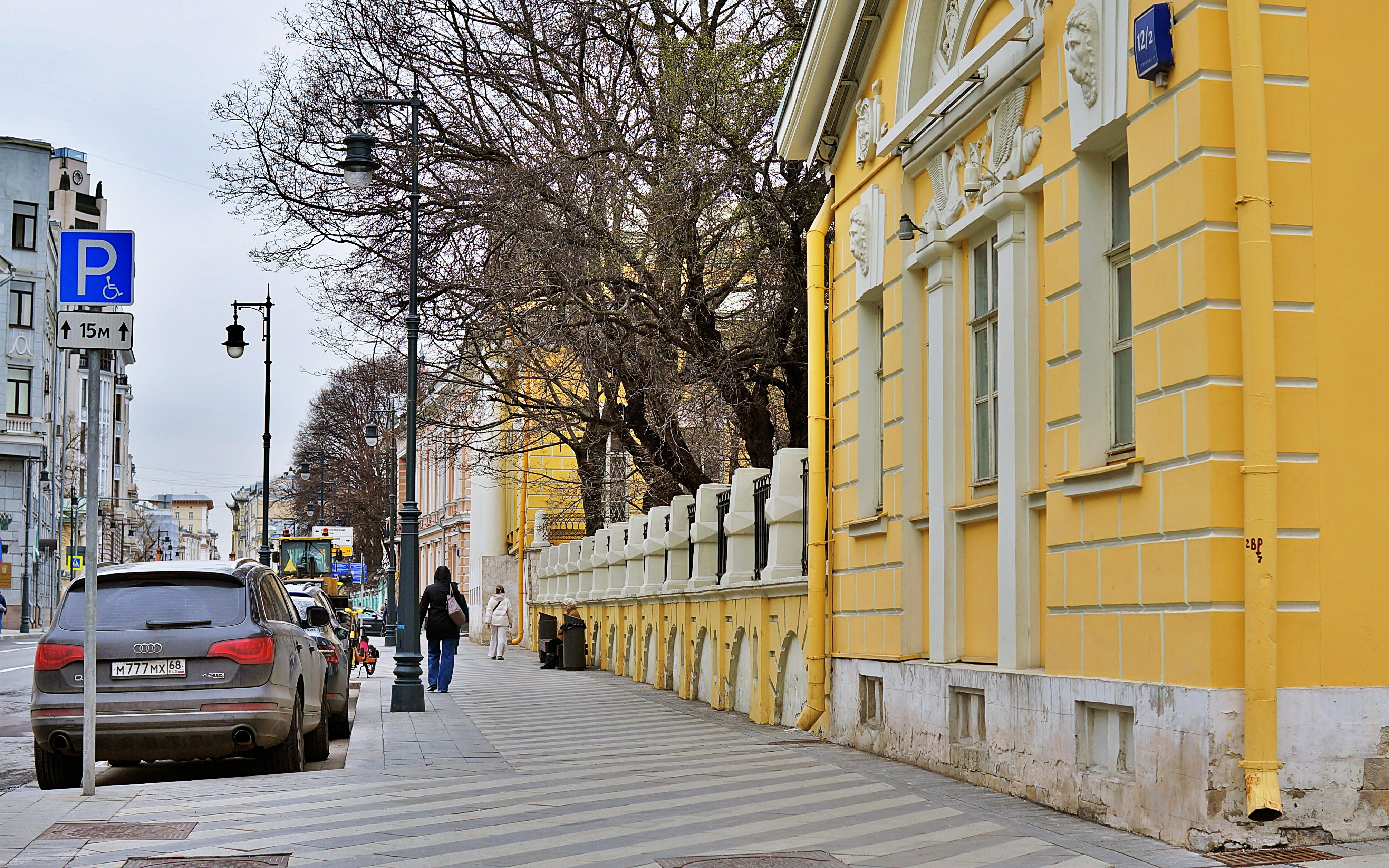 Yellow Facade, Go-Stop Street: A Quiet City Walk