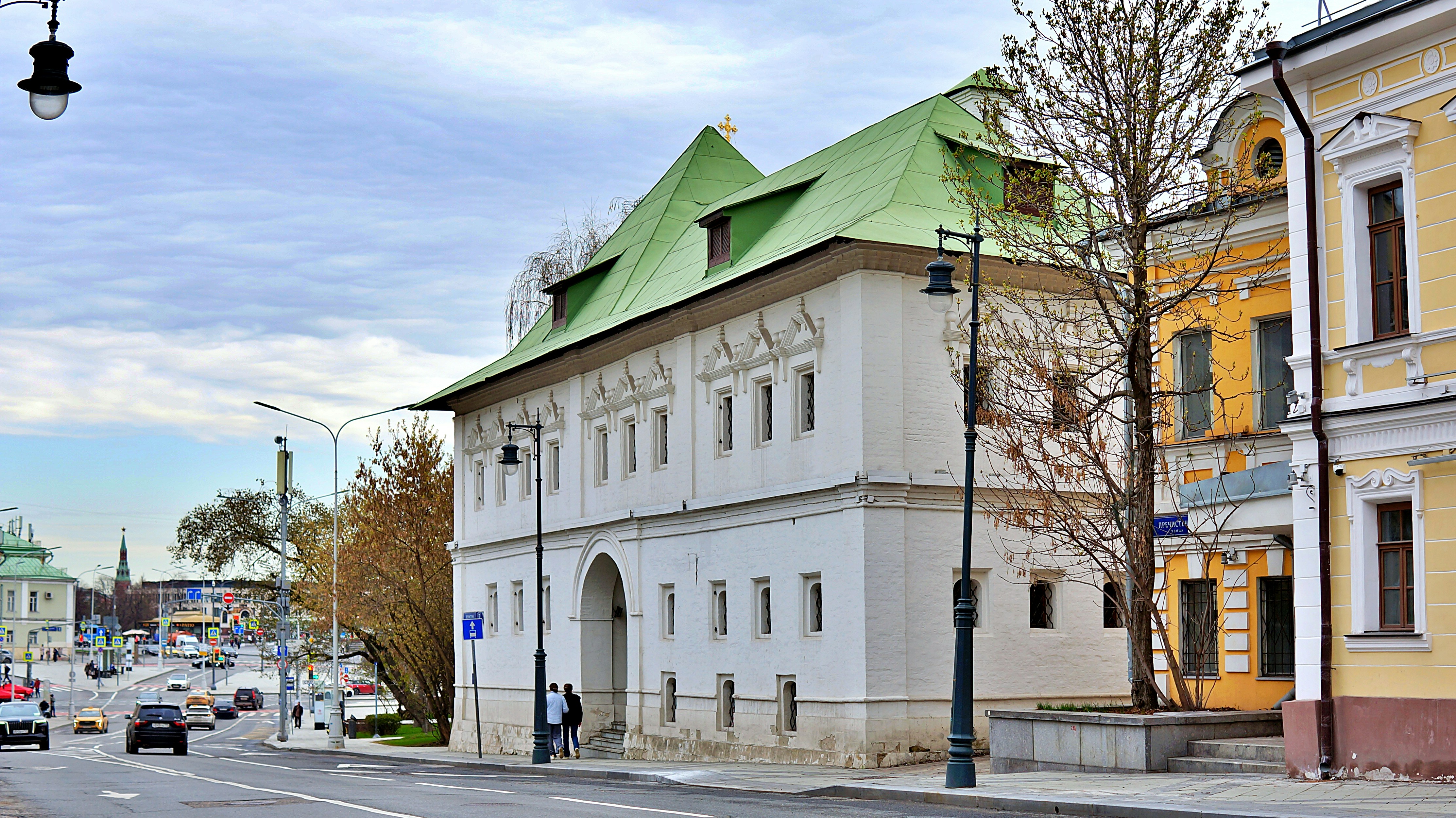Cornerstone of the Neoclassical Street: White Block and Green Roofs