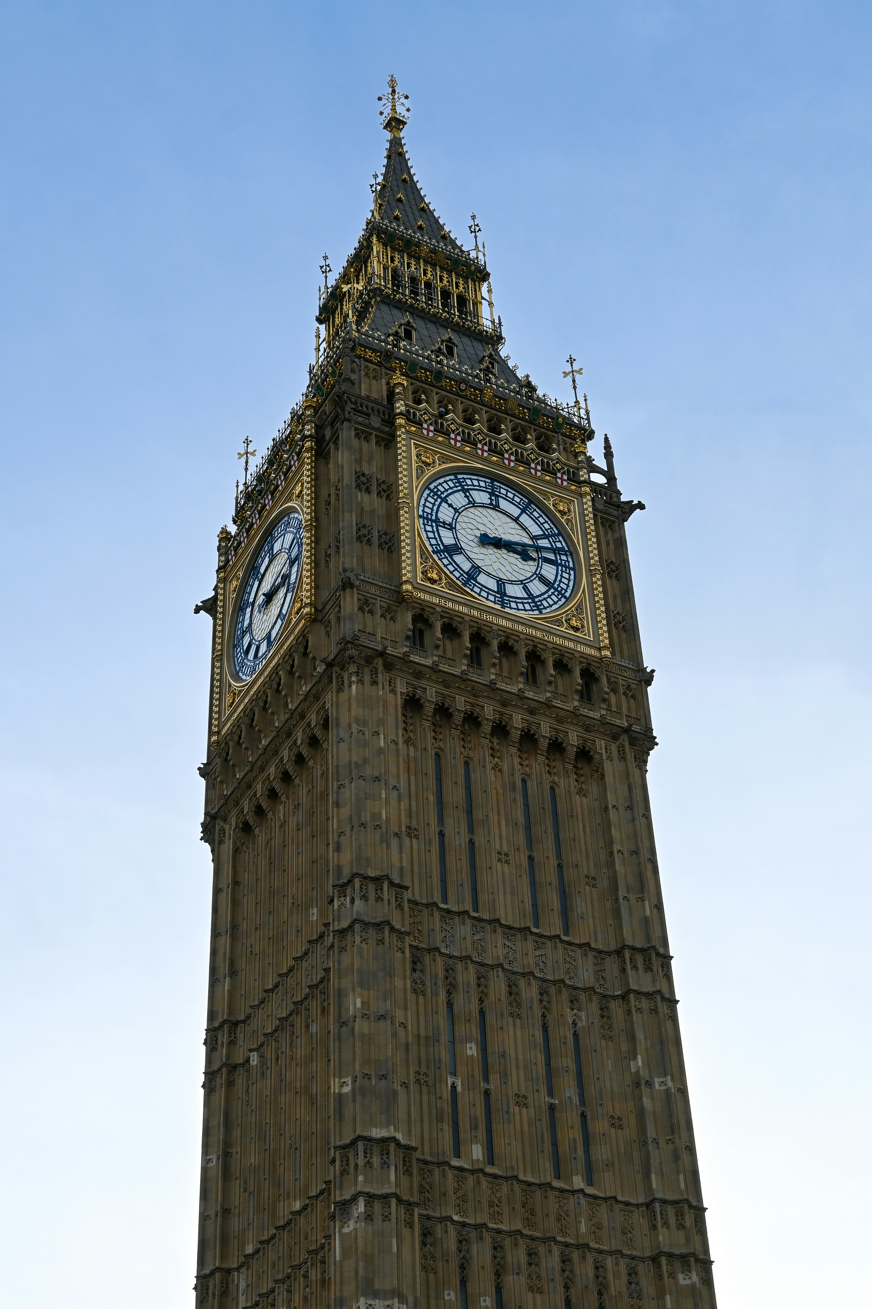 Towering Timekeeper: Big Ben Reaching into a Clear Sky