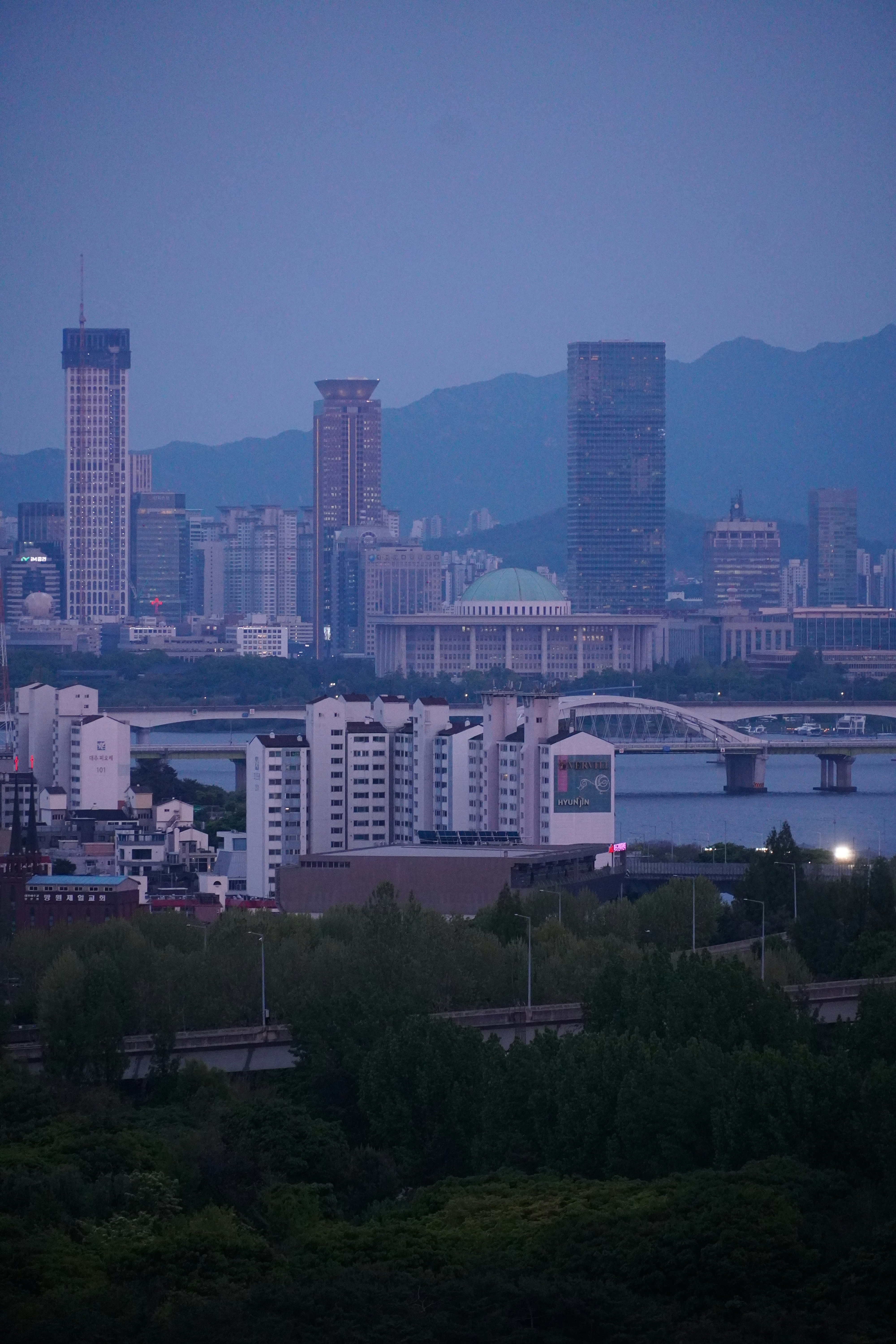 Distant Skyline Under Dusk Haze