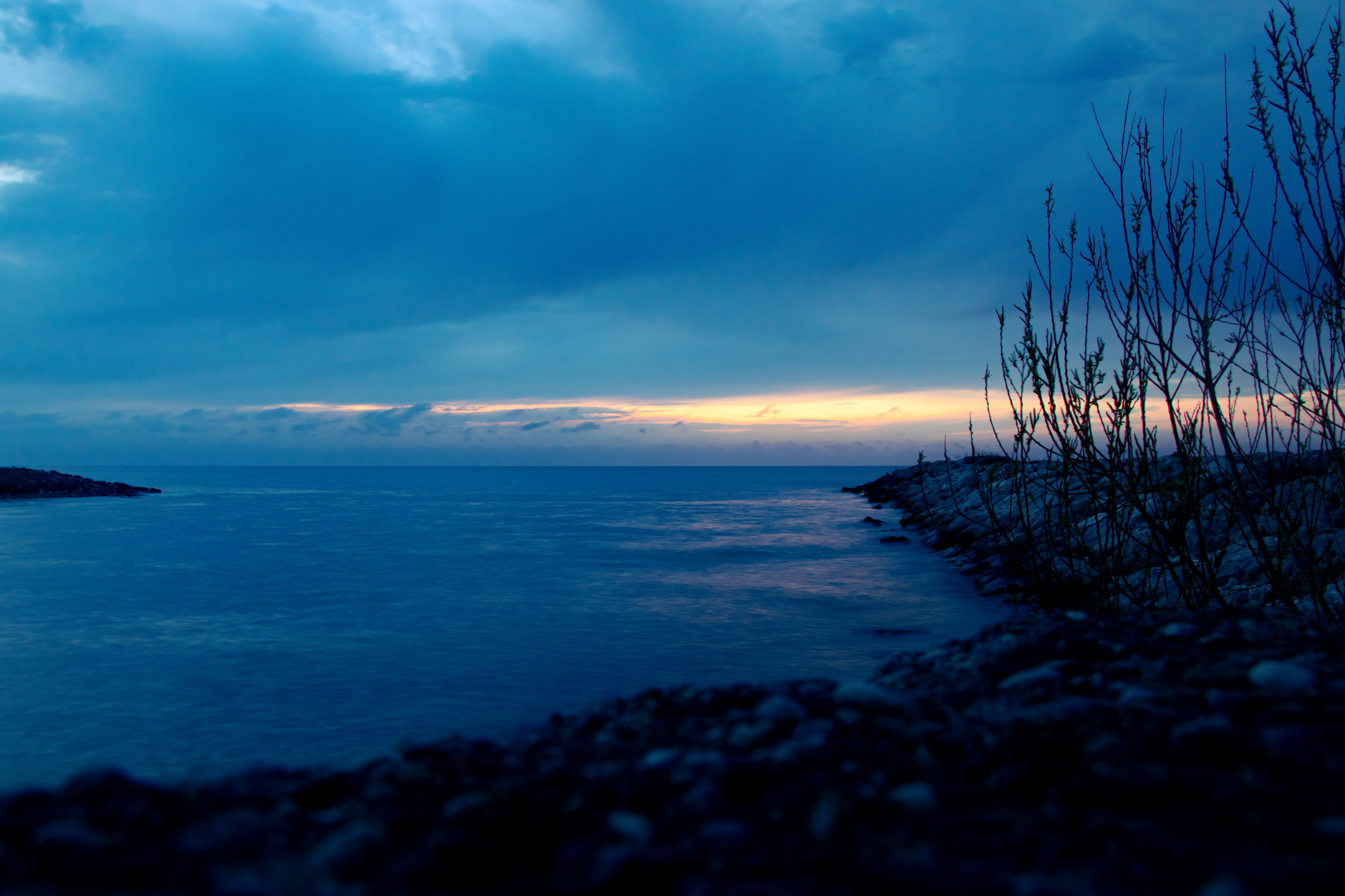 Horizon Quiet: Dusk over the Quiet Shore