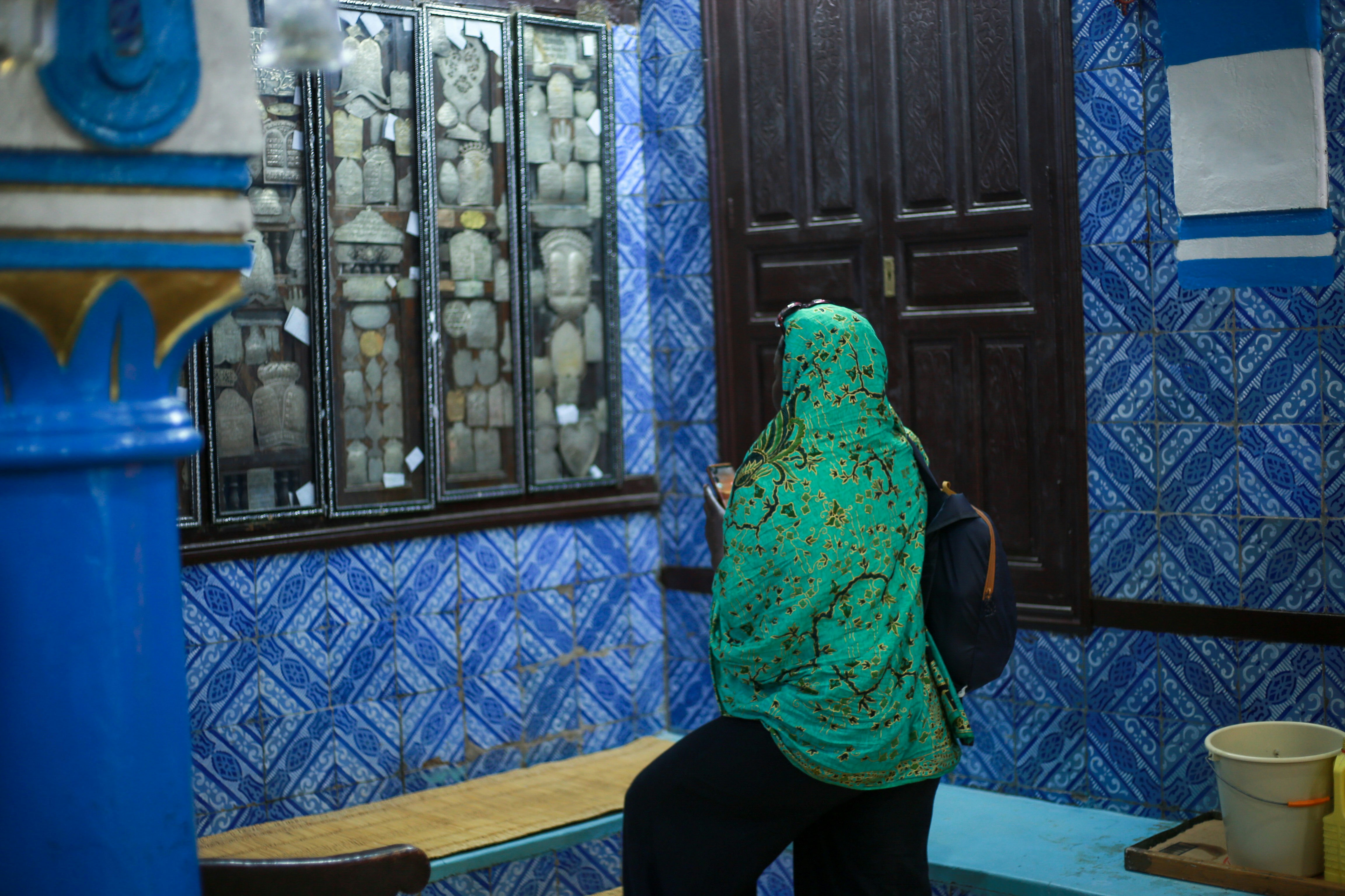 Emergence of Quiet Color Amid Blue Mosaic Walls