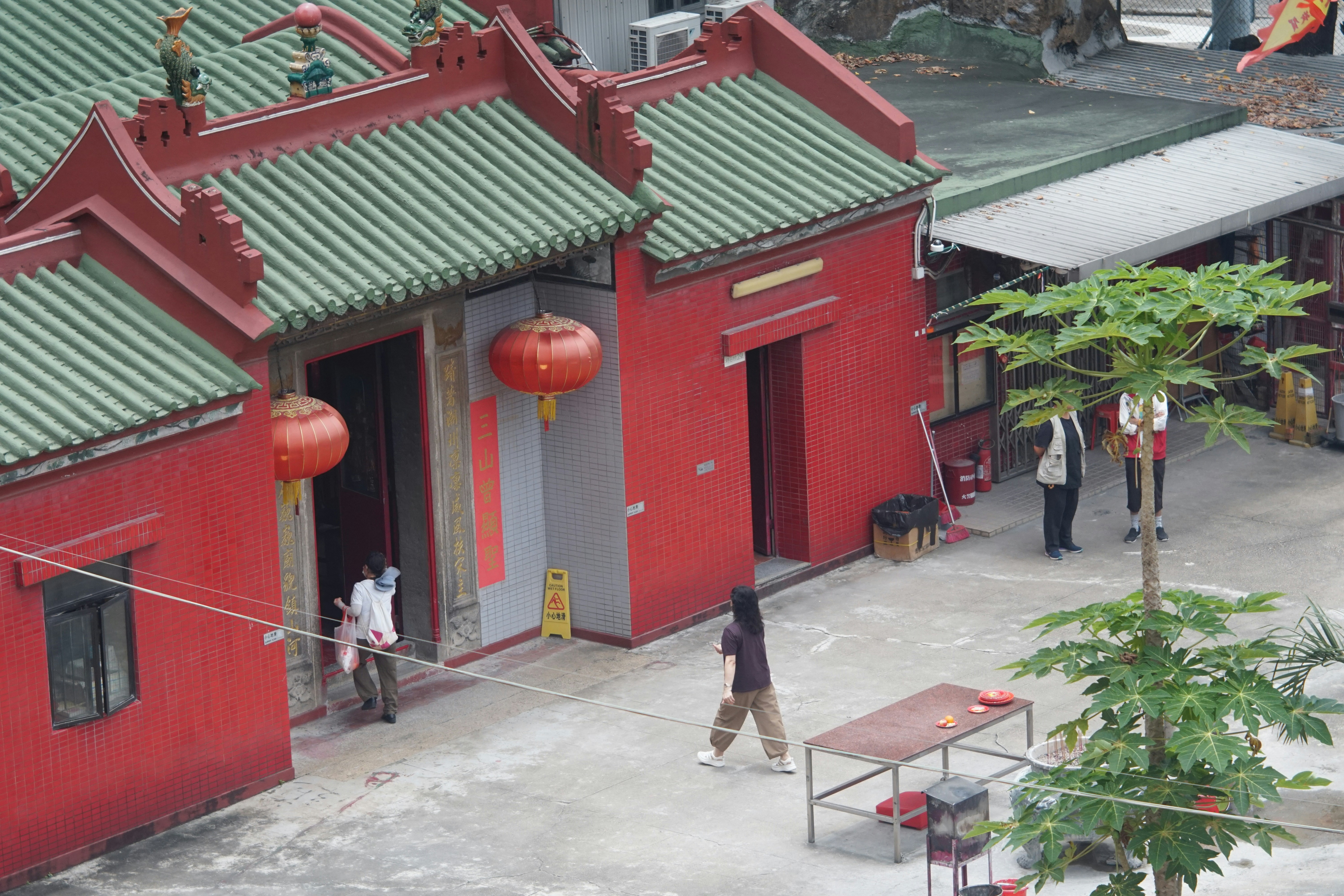 Red Courtyard, Quiet Moments Under Green Tile Roofs