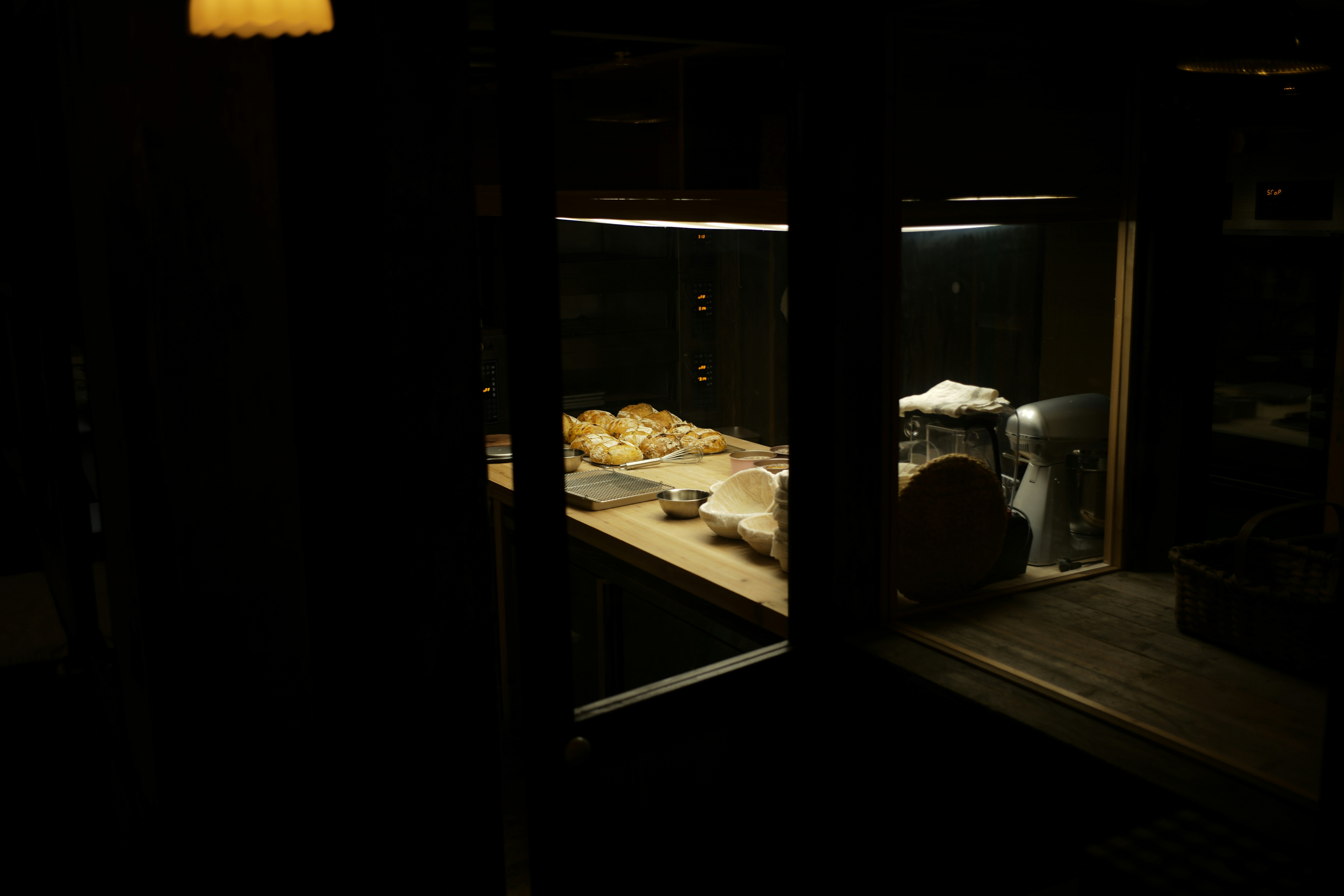 Warm Display Nook: A Quiet Bakery Tray Under Soft Overhead Light