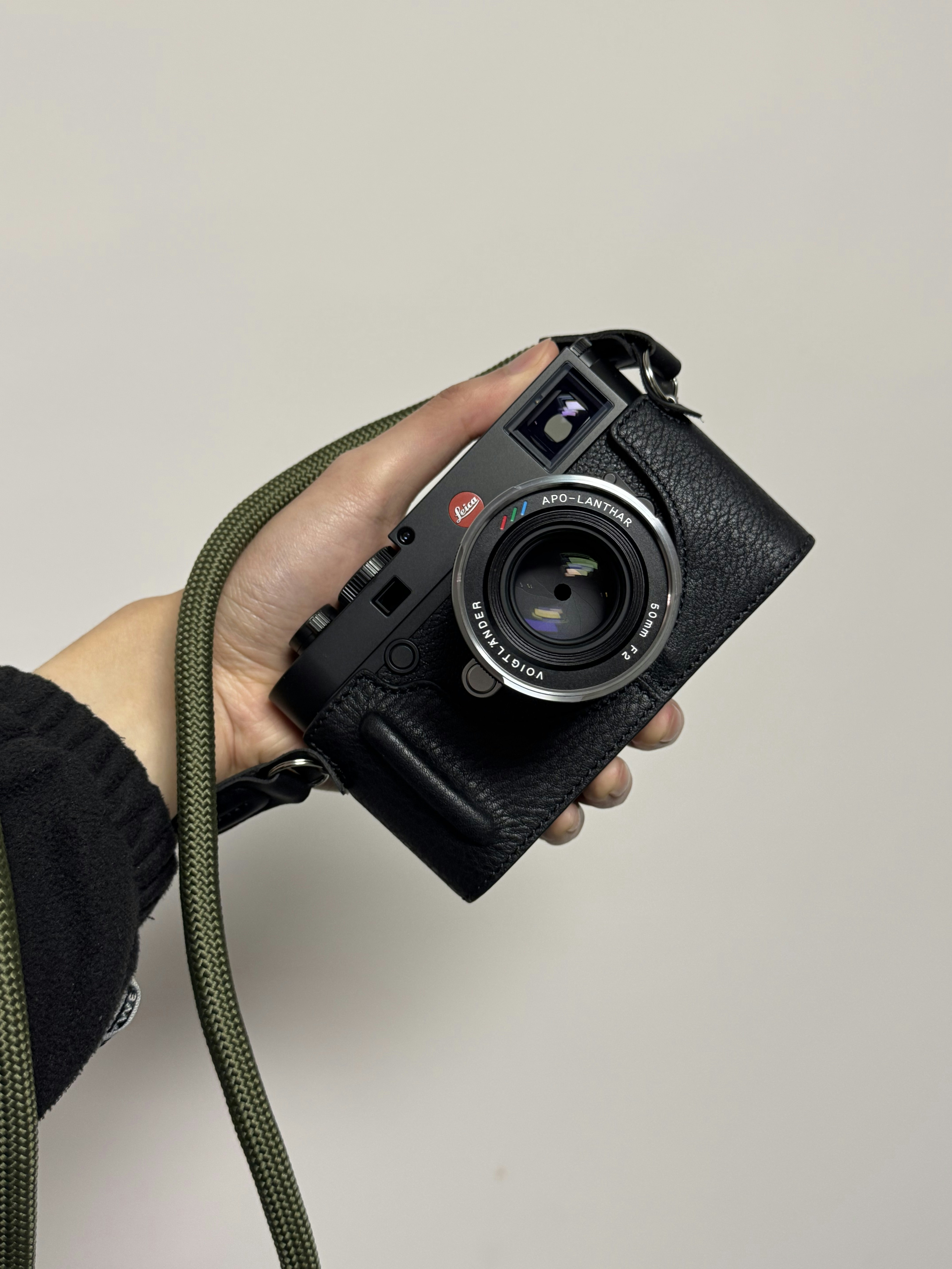 Leaning Leica: A Handheld Moment with a Classic Rangefinder