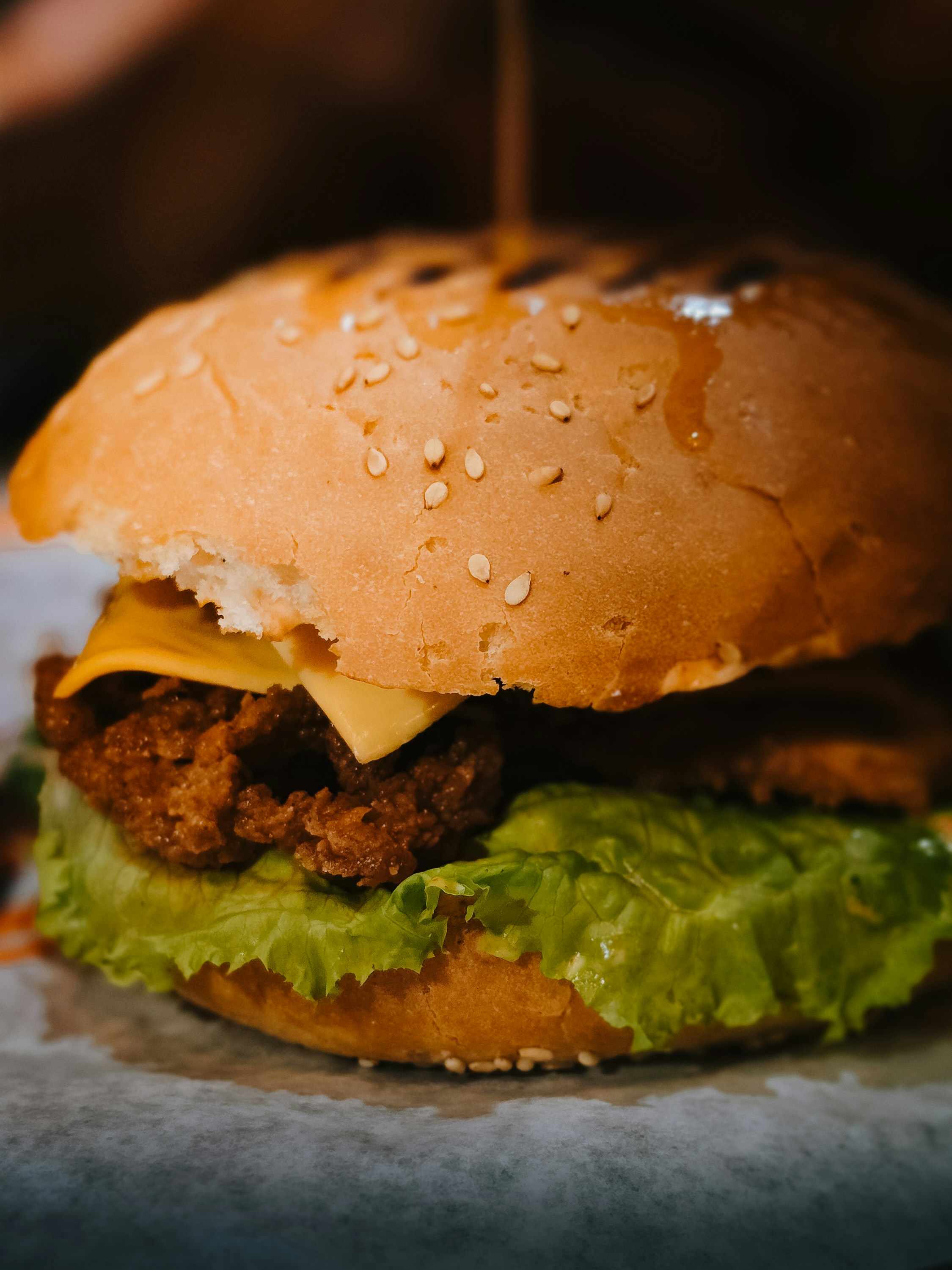 Juicy Crunch: A Classic Cheeseburger Close-Up