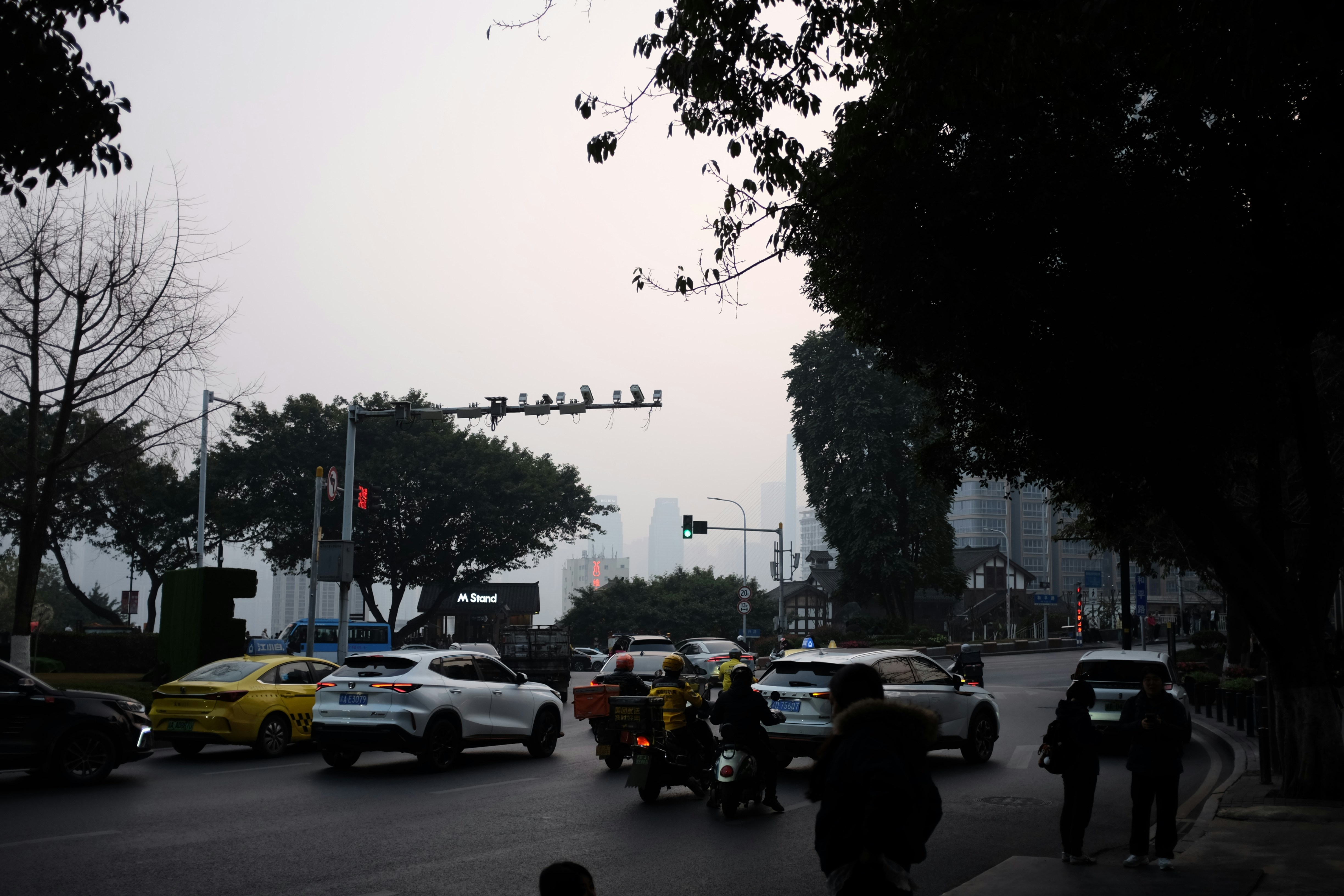 Urban Pulse at Dusk: Cars, Pedestrians, and the City’s Edge