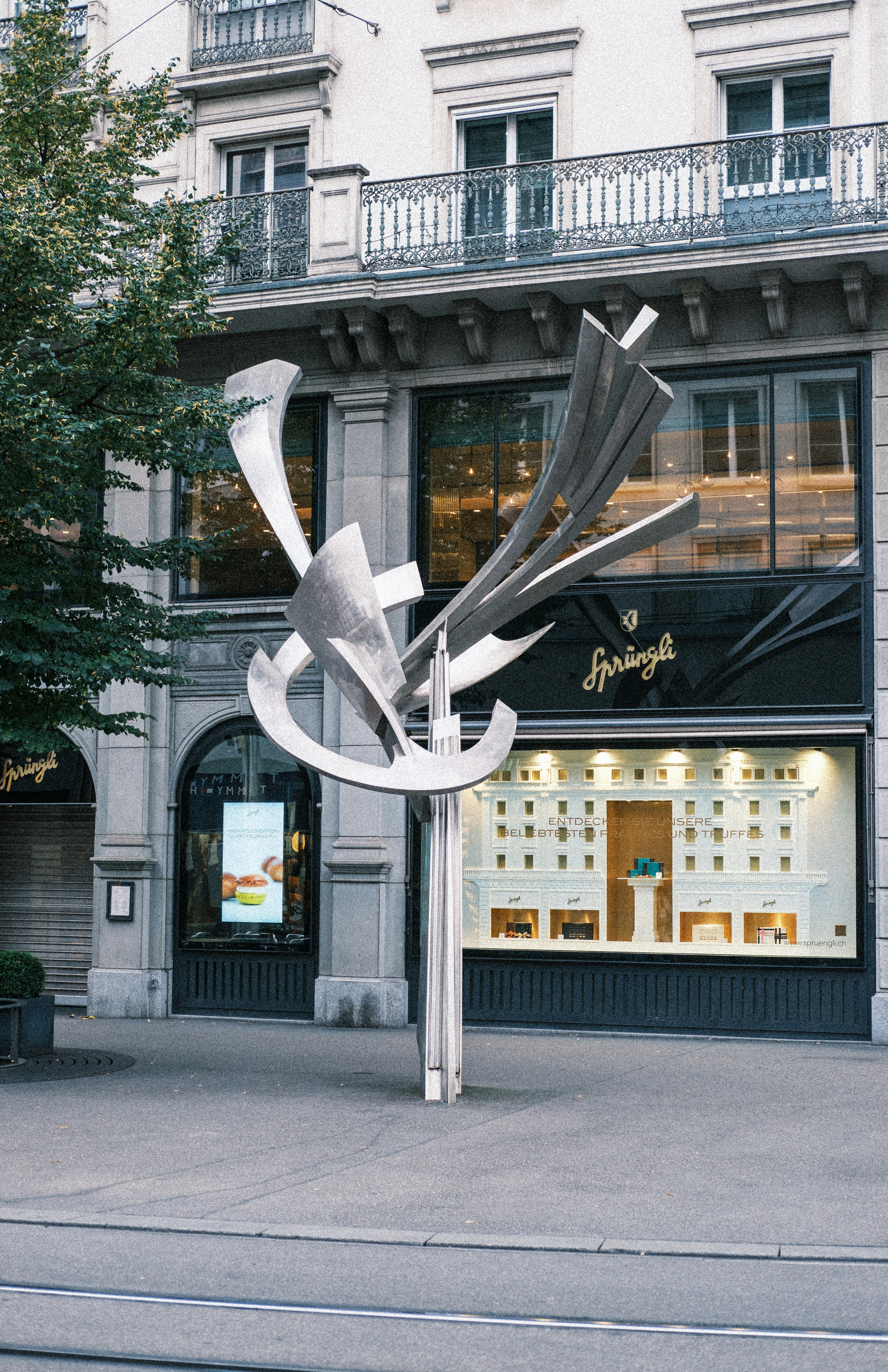 Curved Metal Echoes: A Public Sculpture Dominating the Street Front