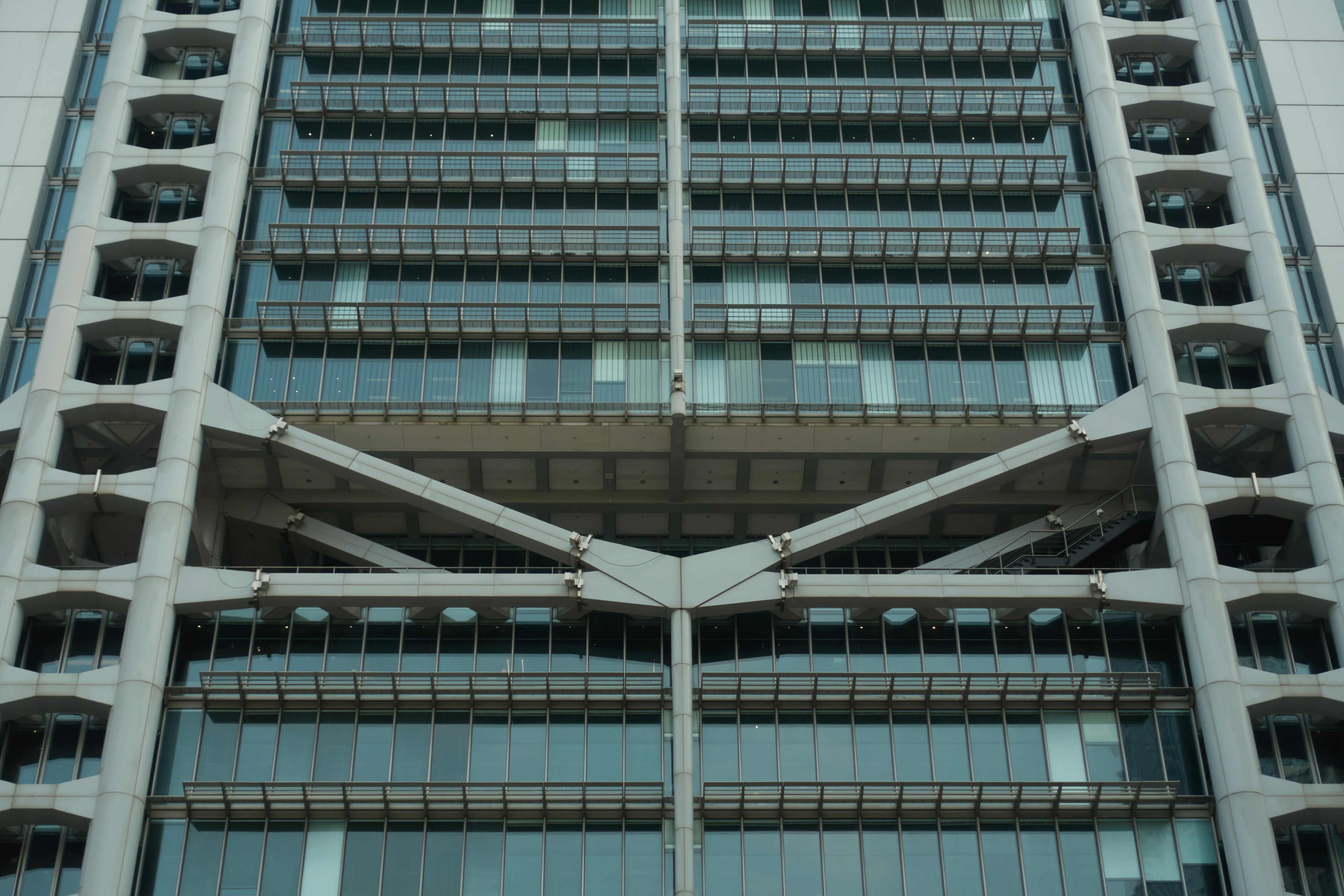 Symmetry Under Structure: A Federal Grid of Glass and Steel