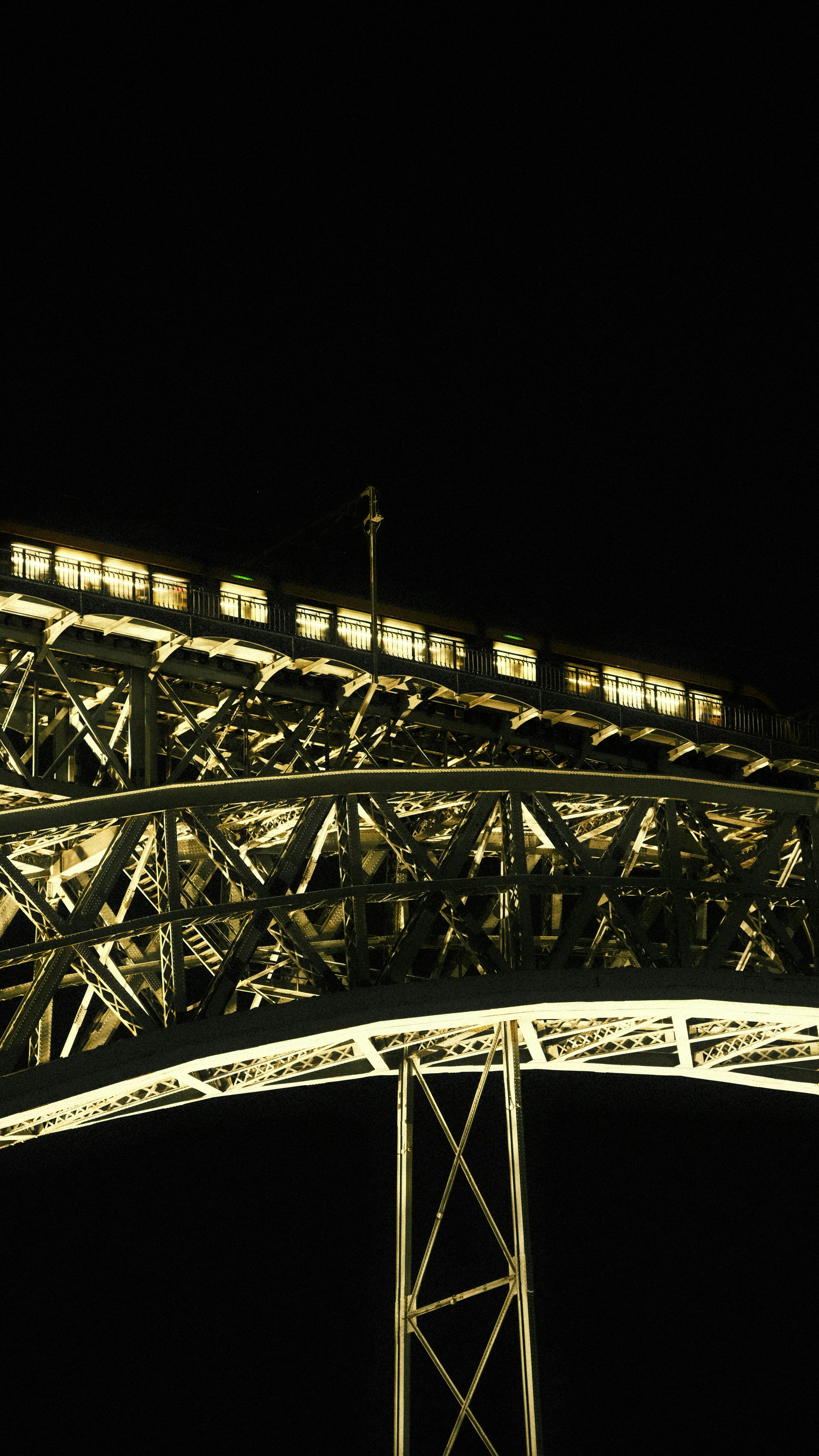 Tram passa sul ponte Dom Luis 1 di notte