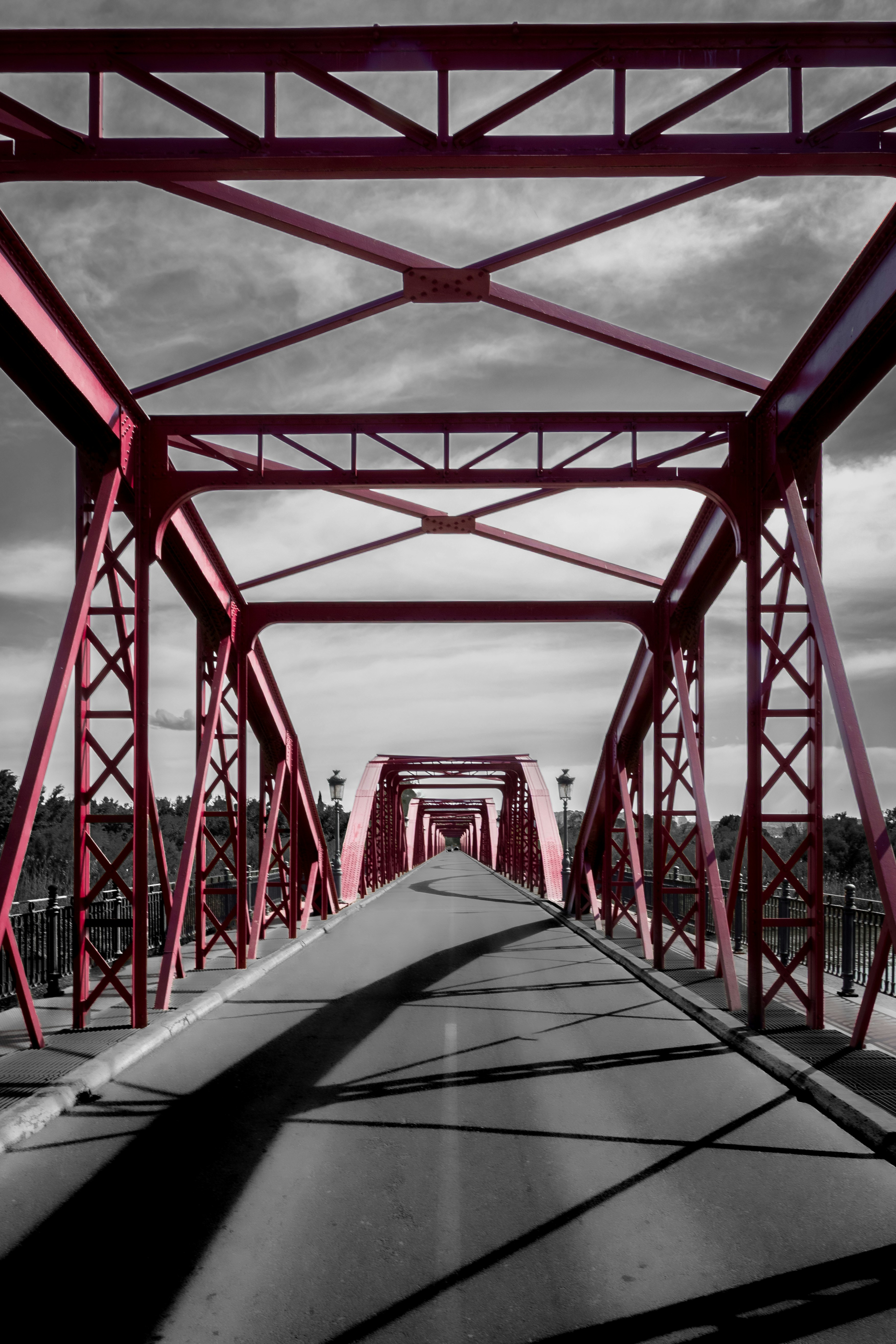 El Puente Reina Sofía, conocido también como el Puente de Hierro, atraviesa el río Tajo en Talavera de la Reina, y es un símbolo histórico de esta ciudad de Castilla-La Mancha, España.