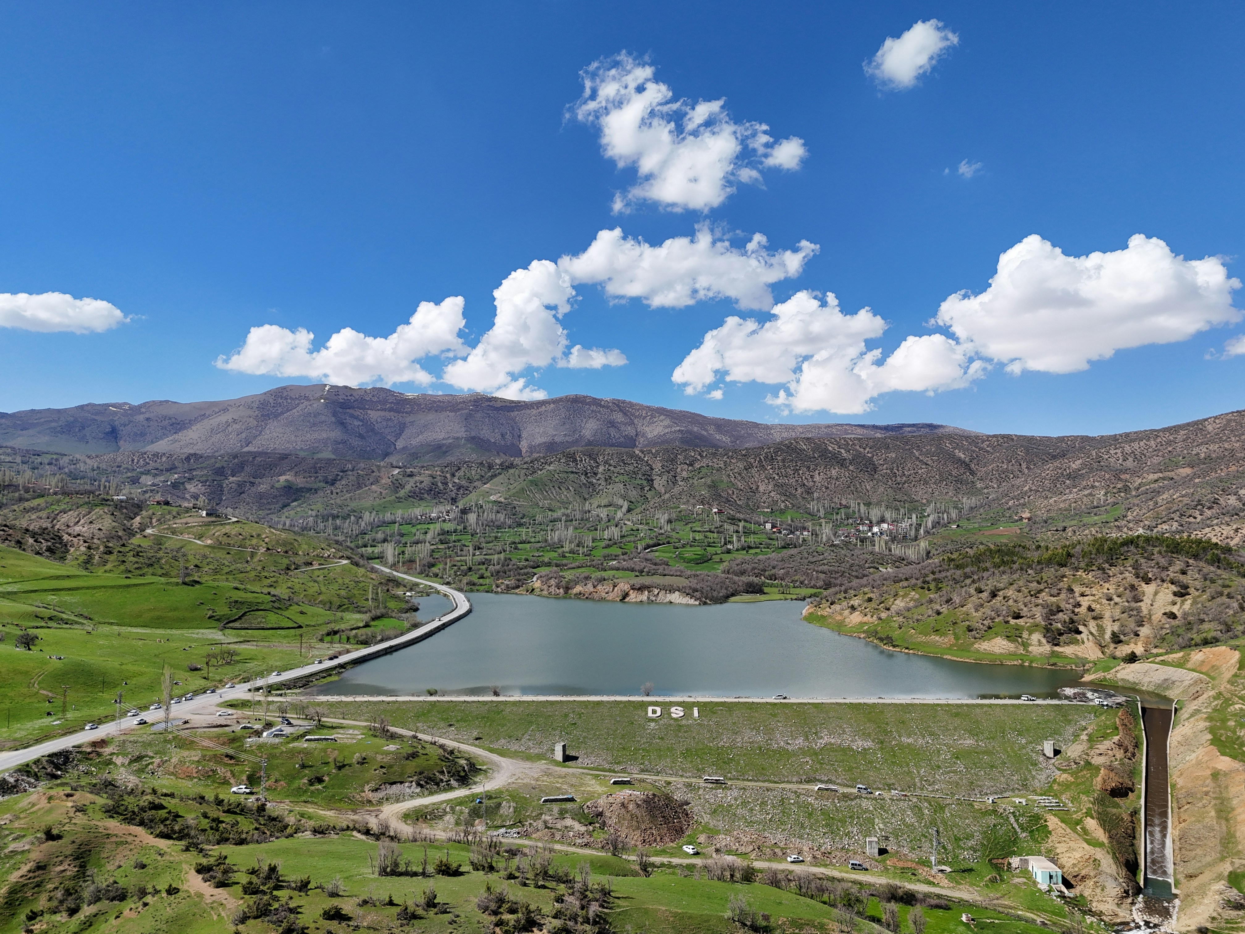 Silent Reservoir Bend: A Road Traces the Water’s Edge
