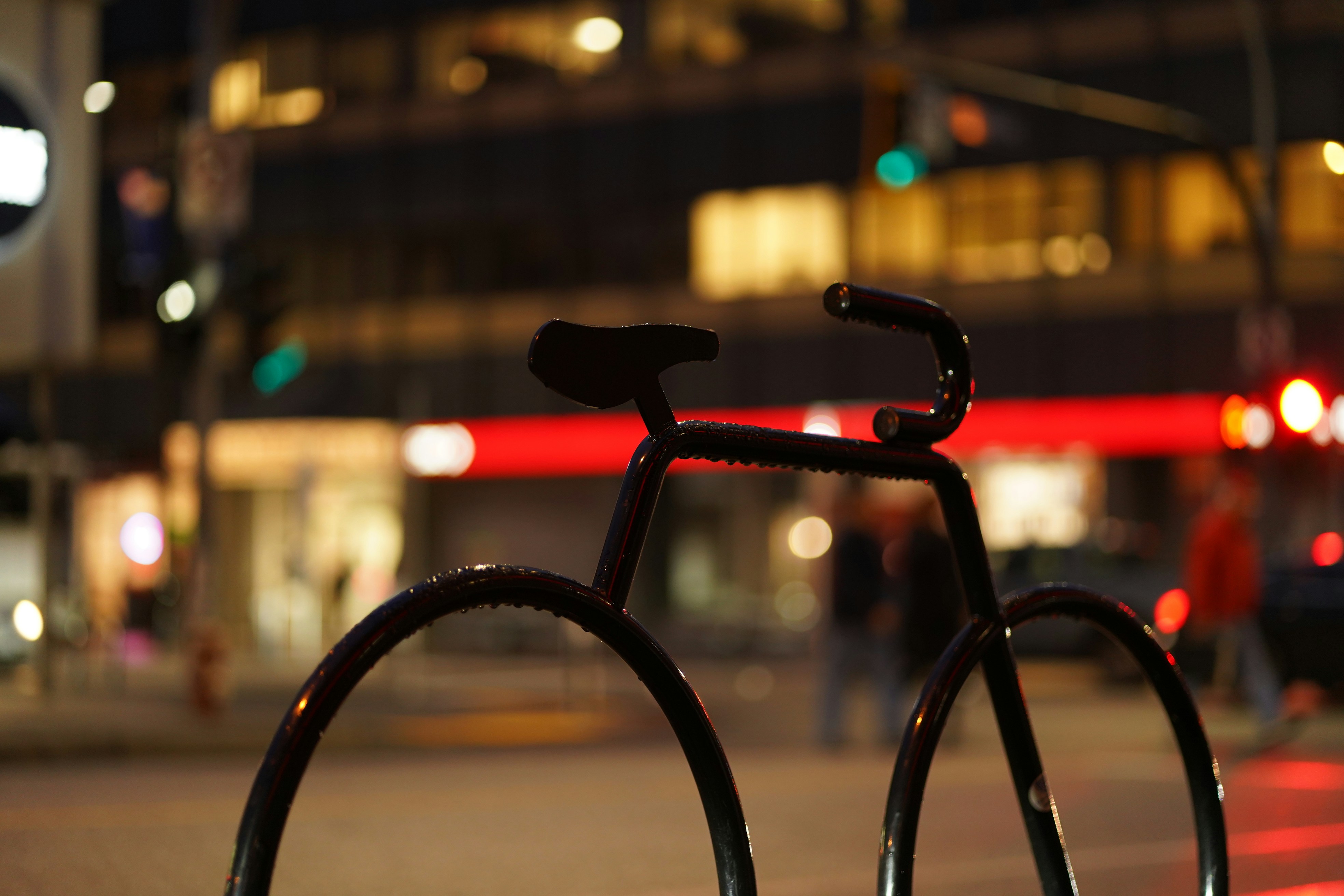 Night-Wired Pedals: A City Bicycle Frame in Focus