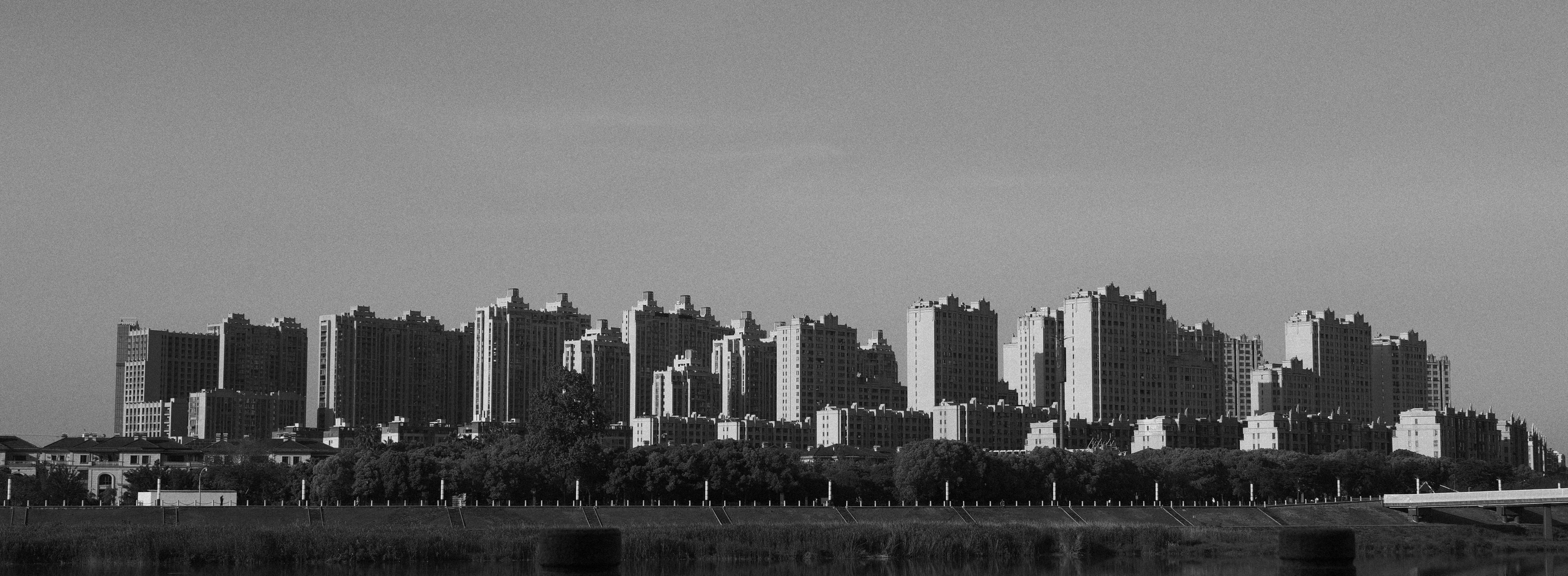 Silhouetted Waterfront Skyline: Monochrome Cityline at Dusk