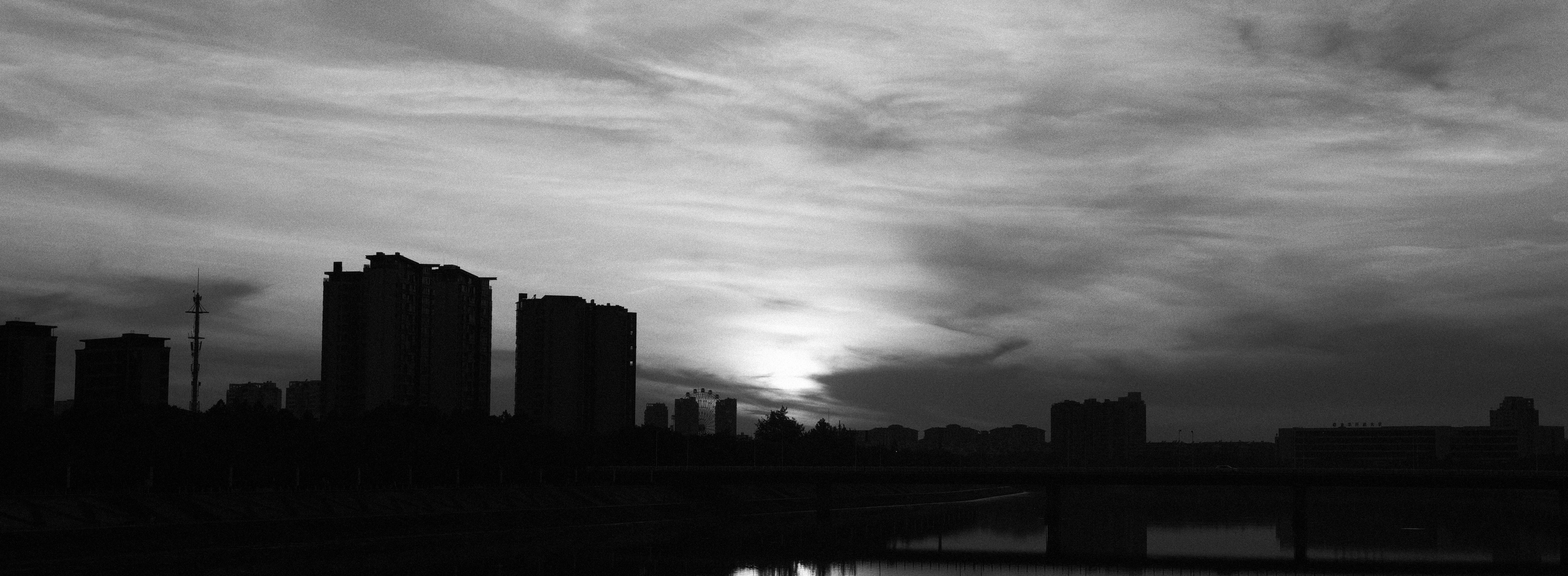 Dusk Over the Skyline: Silhouettes and a Quiet Horizon
