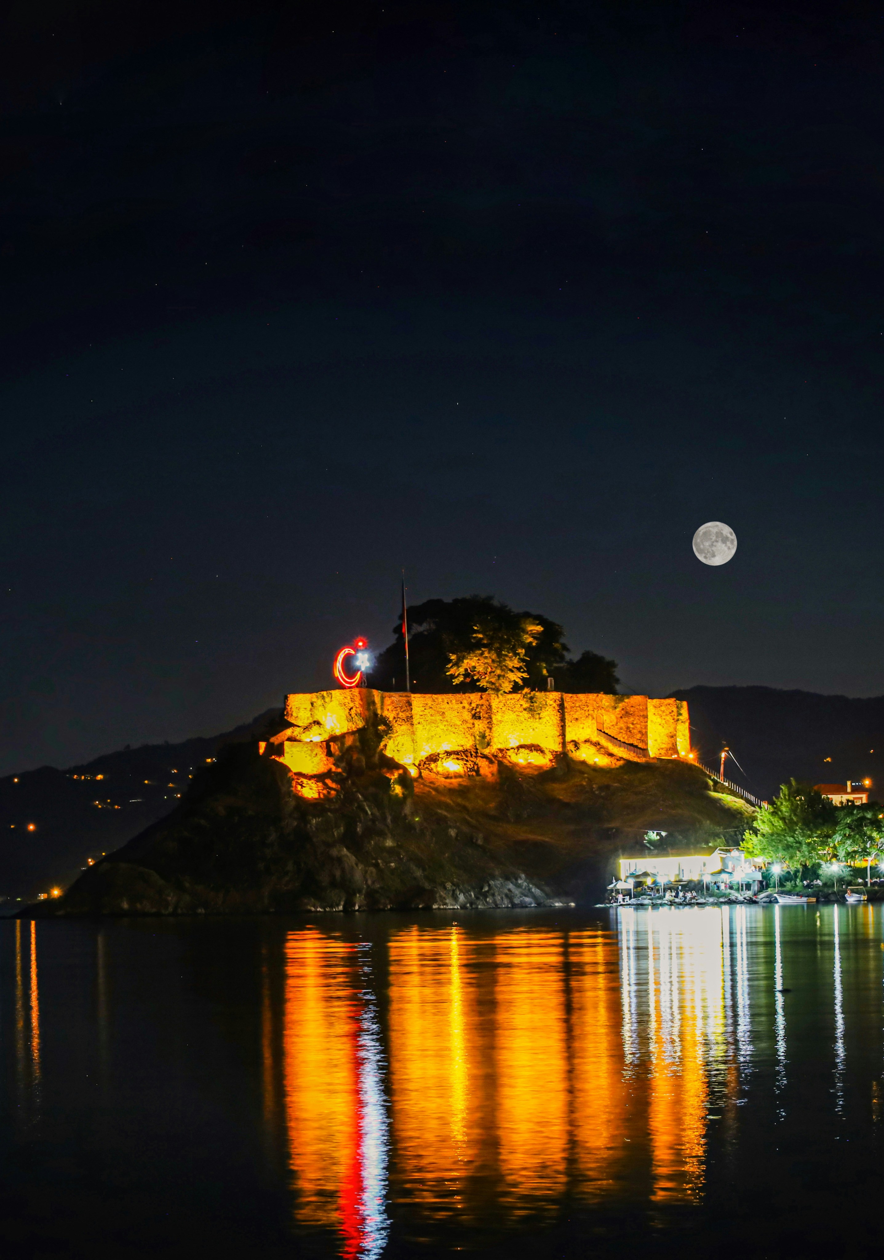 Moonlit Citadel: Night Reflections on a Golden Fortress