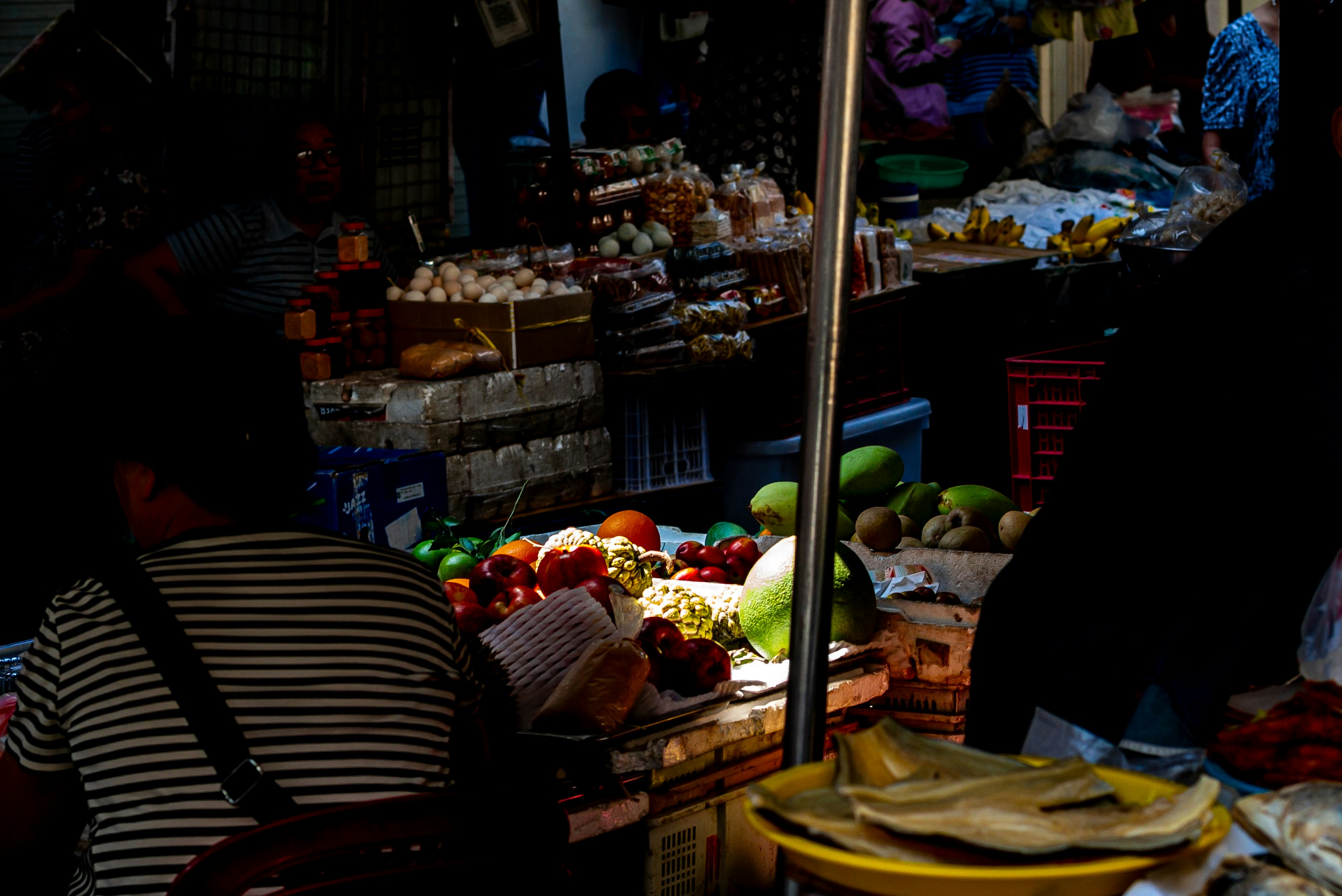 Market Stall Spotlight: Fresh Produce Under a Narrow Lamp