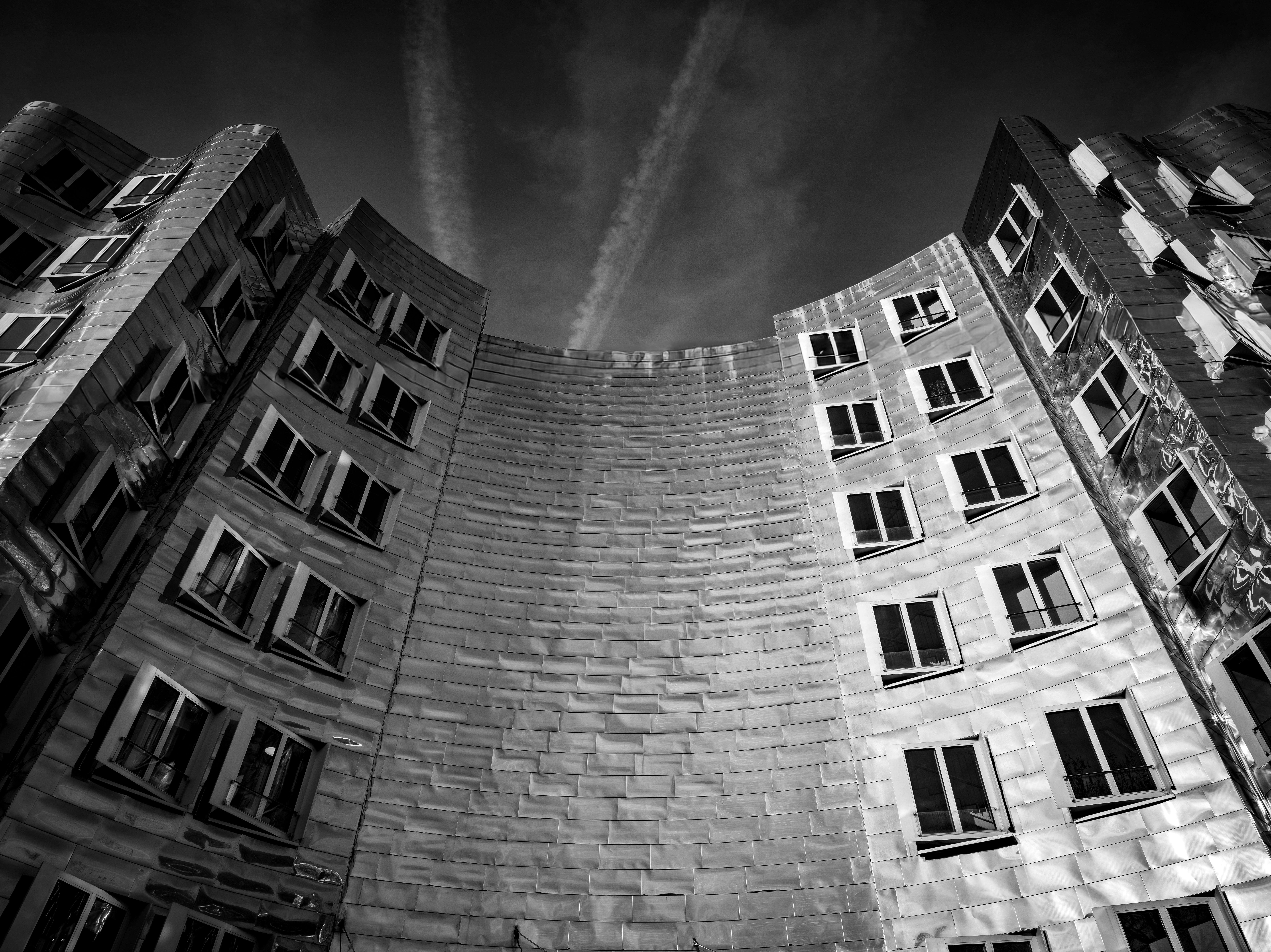 Curved Concrete Wedge: Urban Architecture toward the Sky