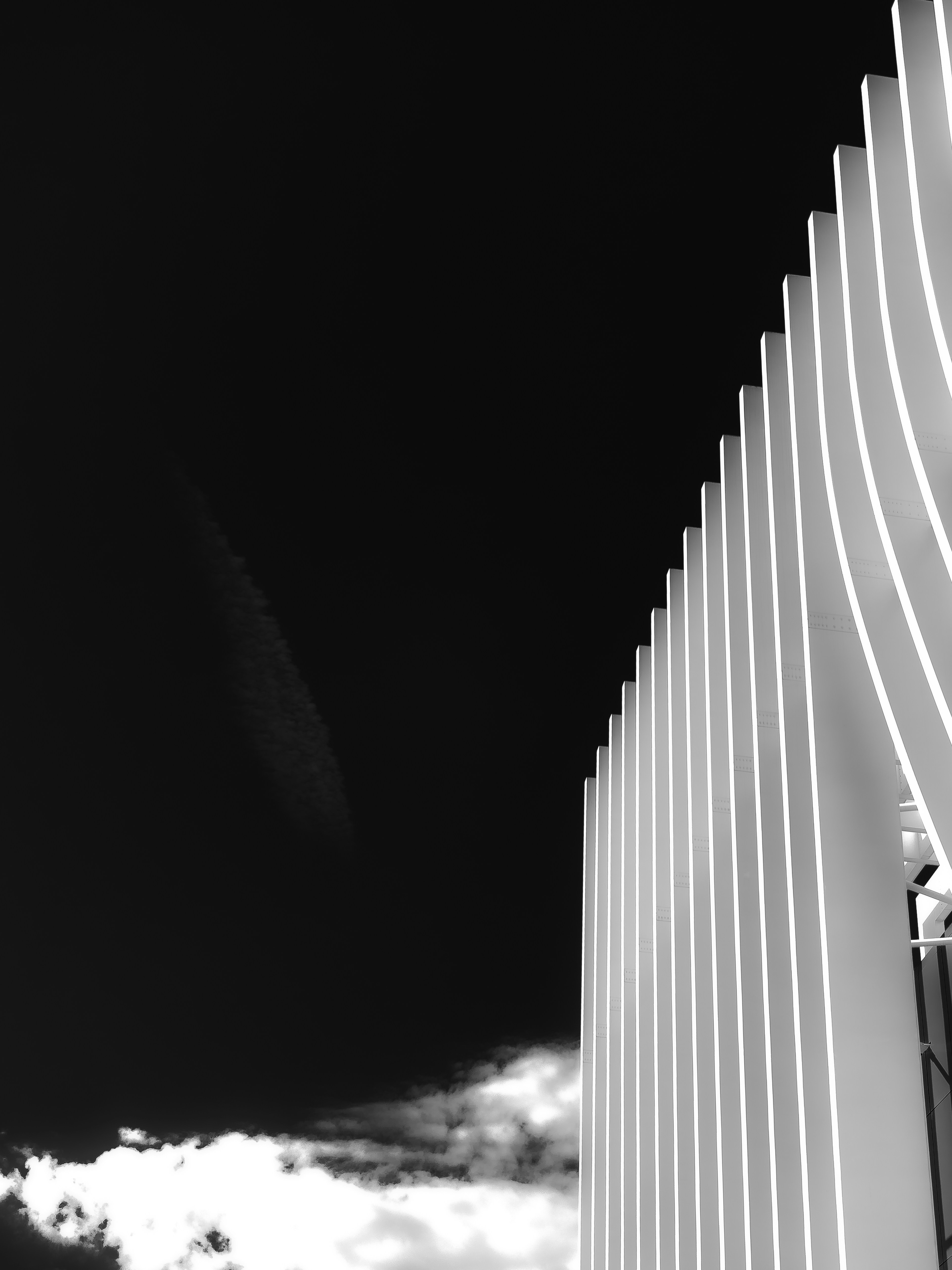 Vertical Arcs of Light: A Moderne Facade Explores the Sky
