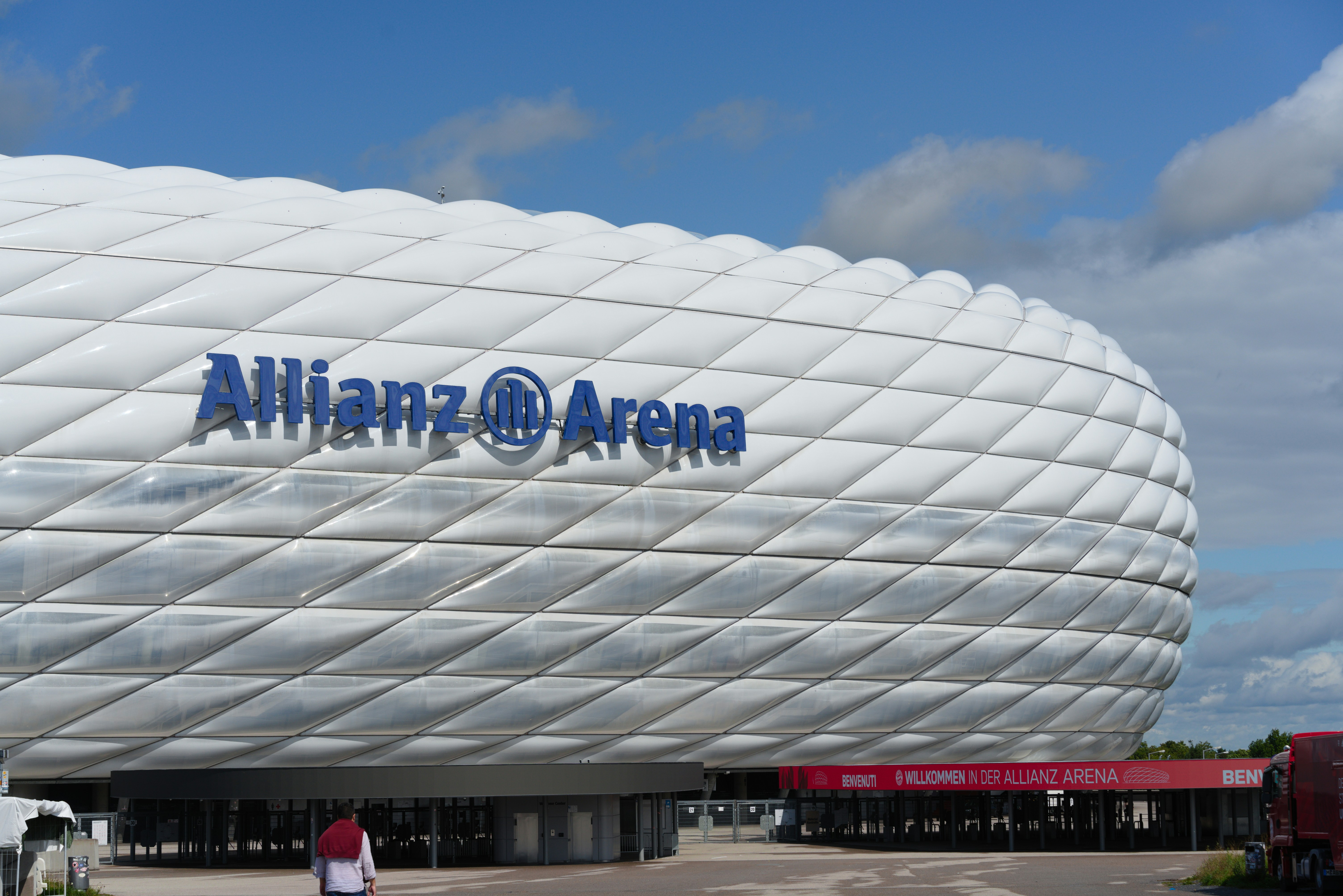 Allianz Arena's Quilt of Light: A Bold Exterior at Ground Level