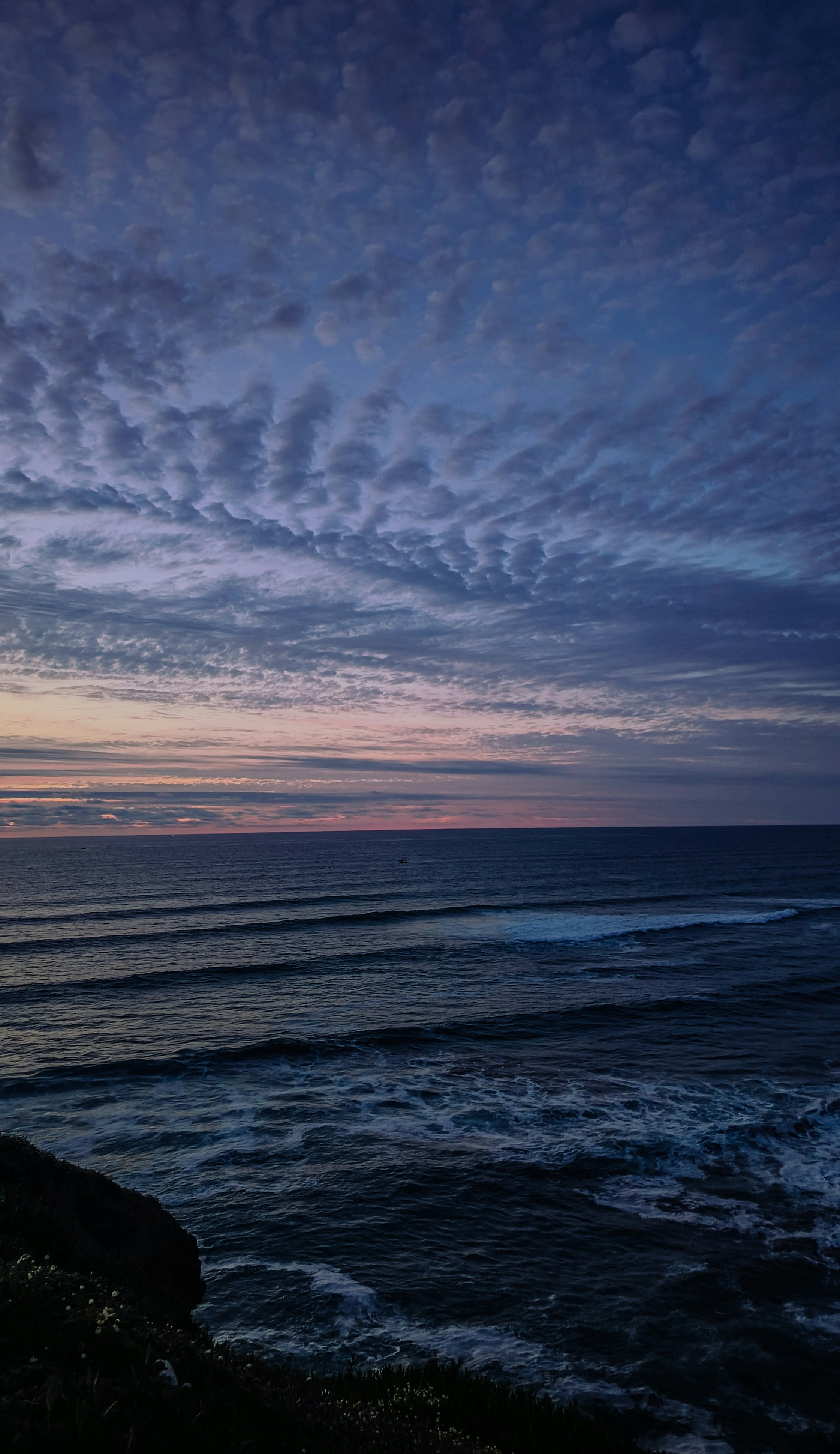 Twilight Shoreline: Quiet Horizon over Tides