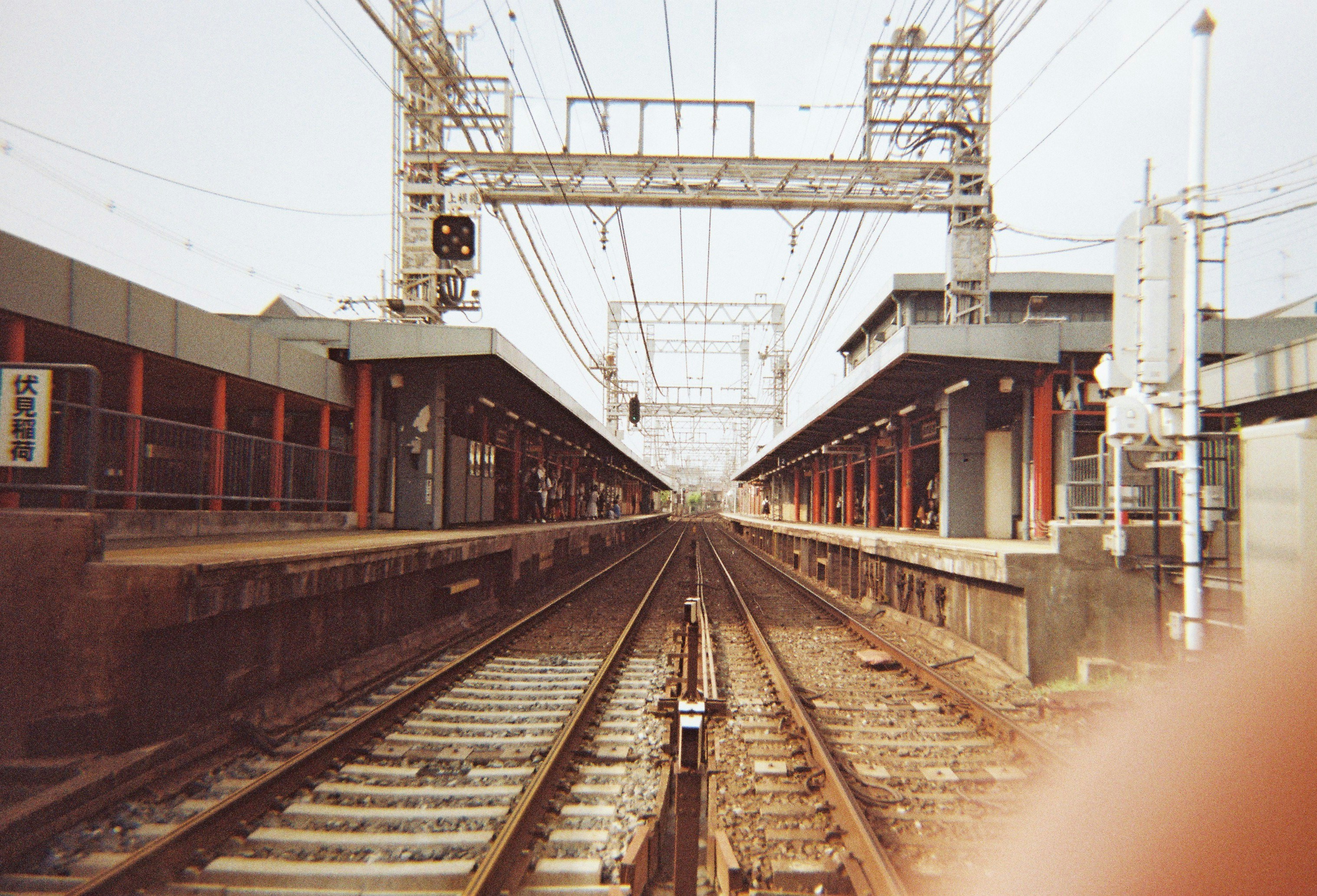 Center Rails: A Quiet Convergence beneath the Grid