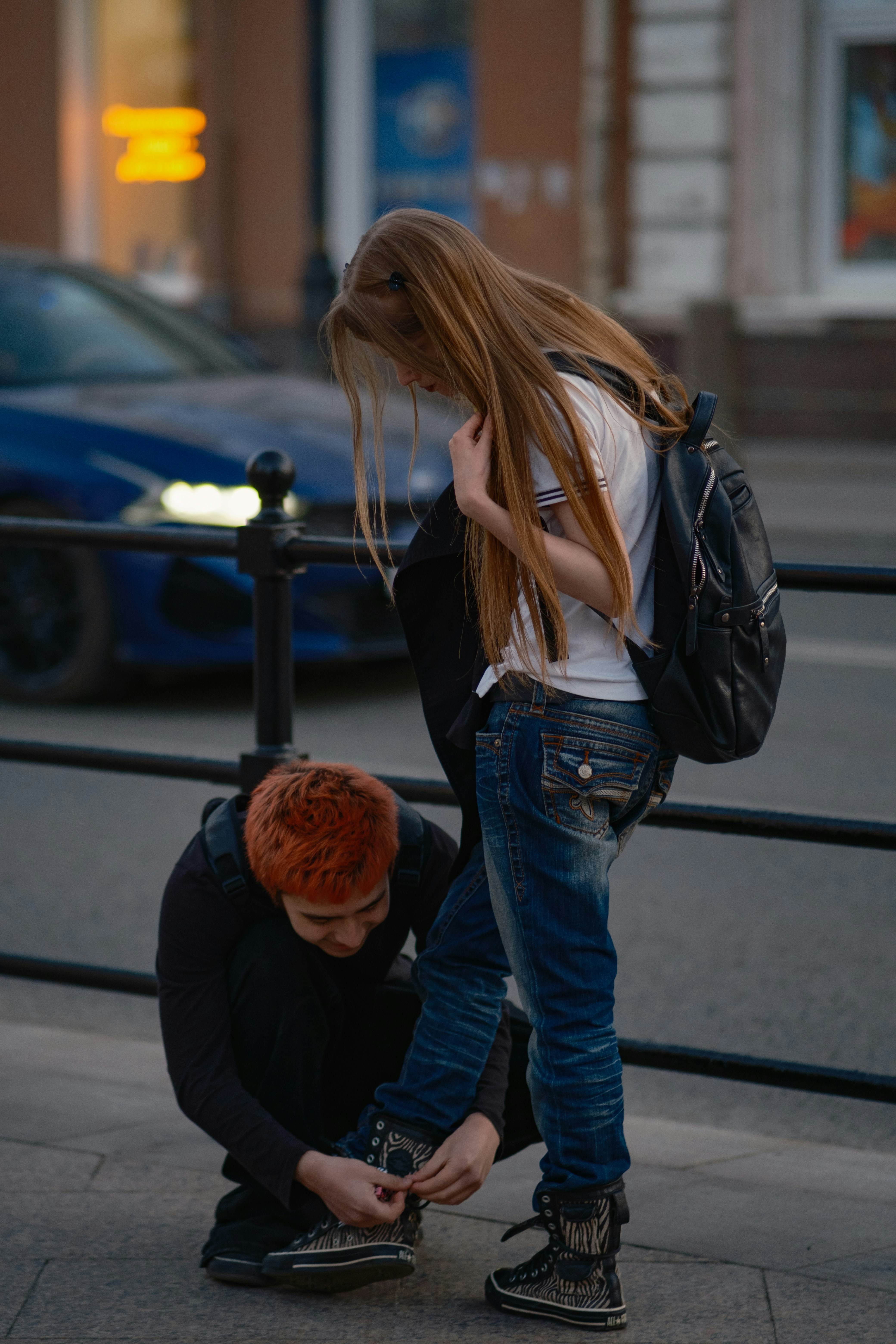 A Quiet Helper: Stranger Ties Shoelaces by the Bus Stop