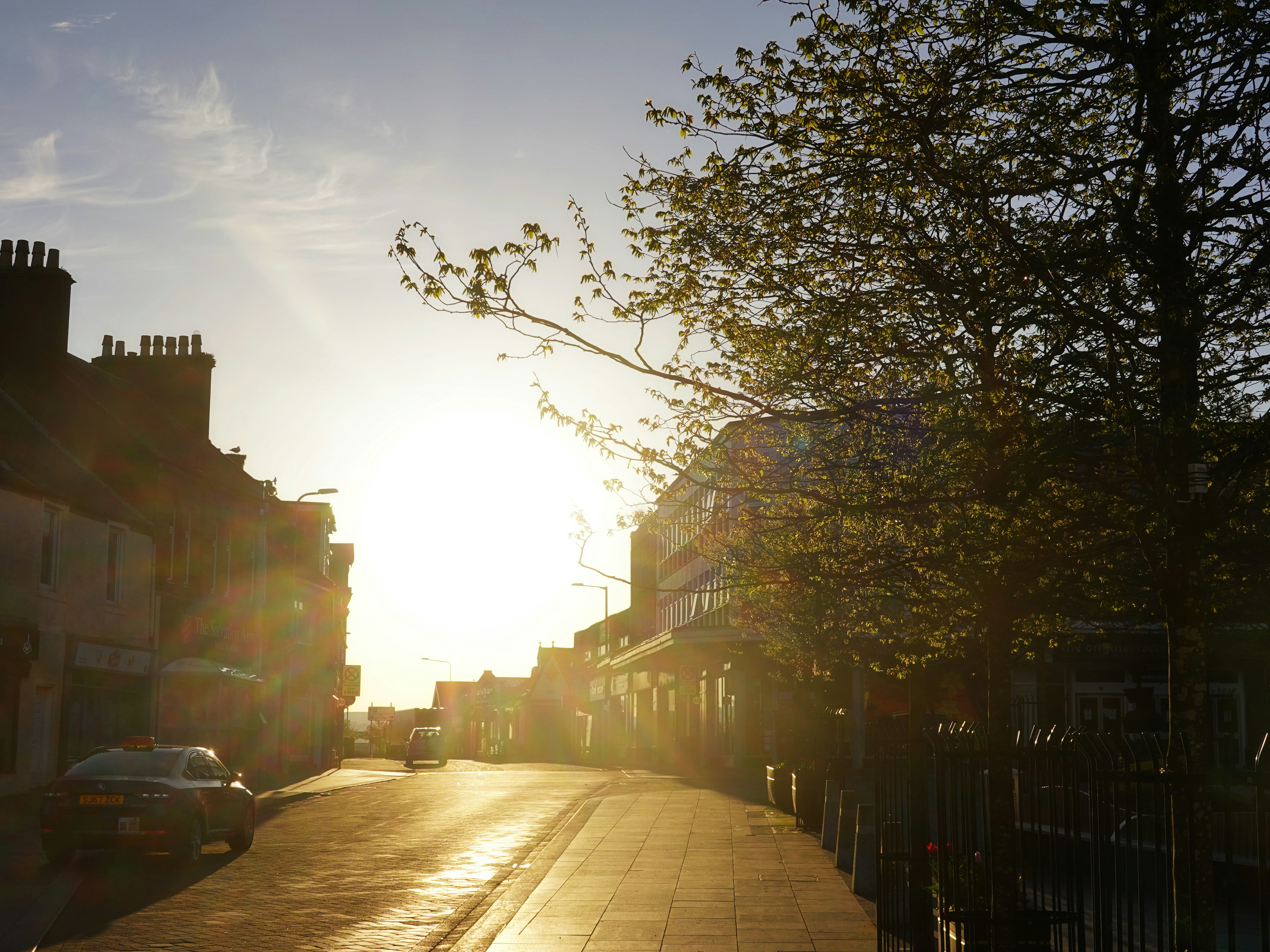 Low-Energy Dawn: Street Scene at the Edge of Daylight