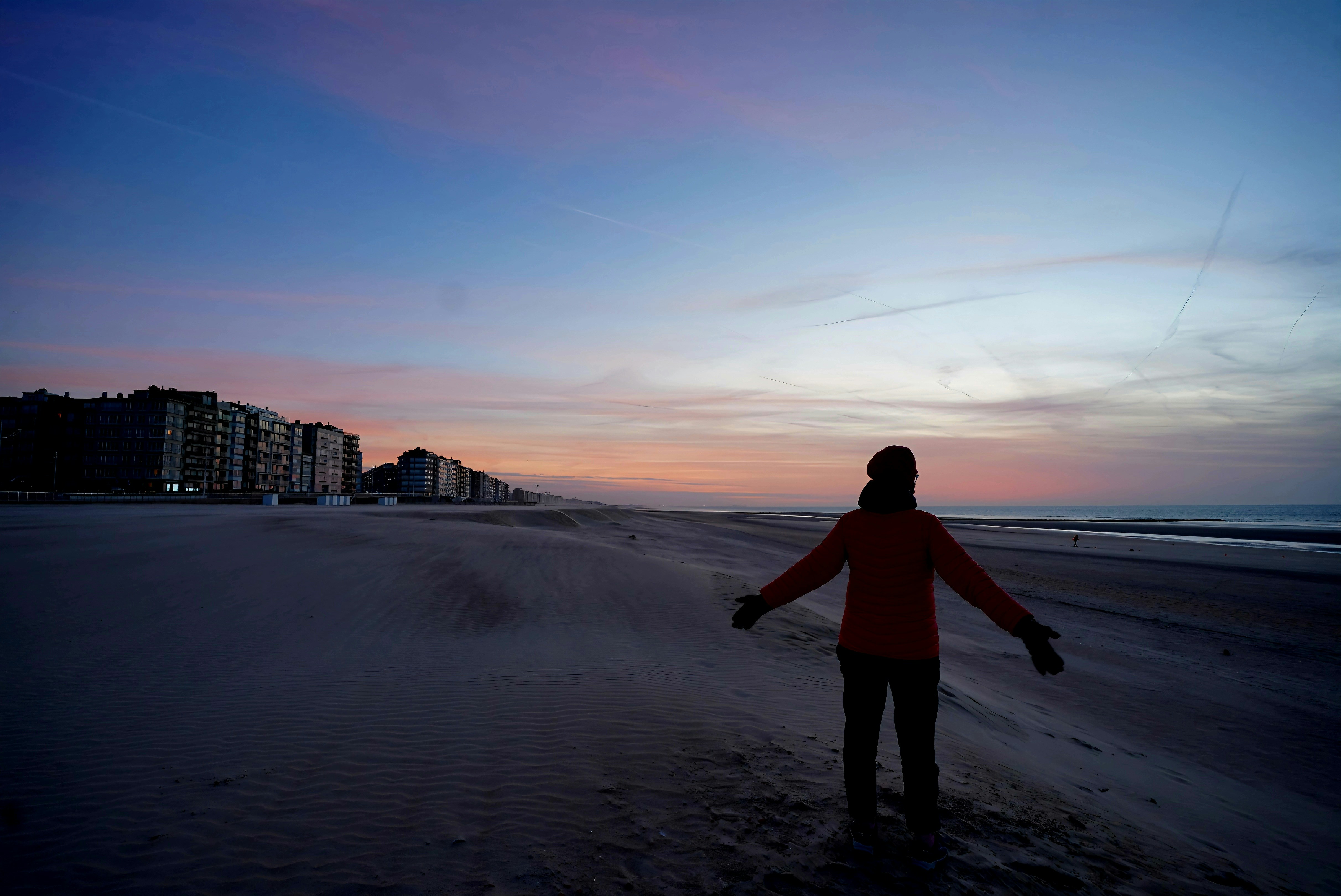 Towards the Heated Horizon: Wanderer in the Dunes