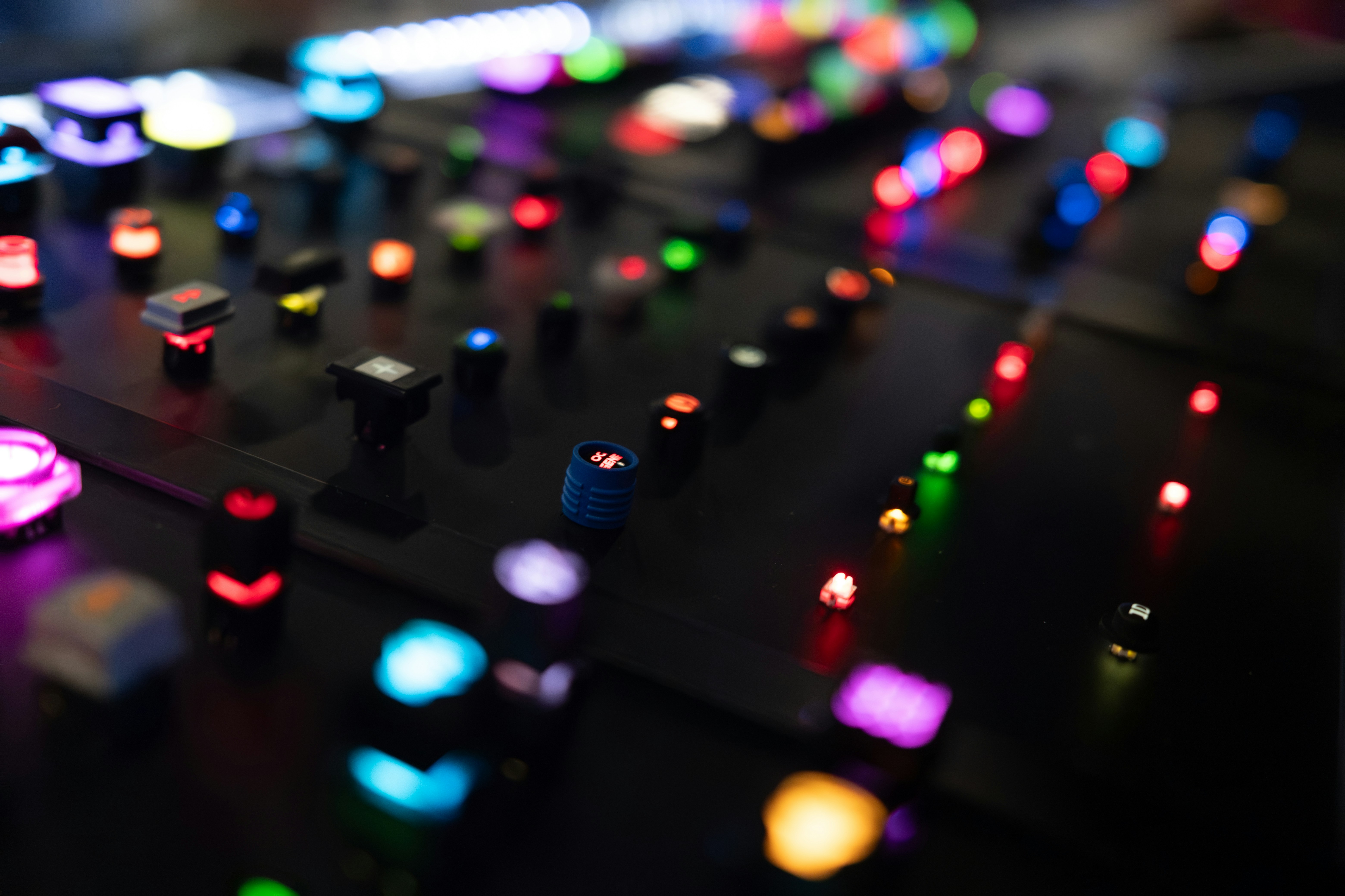 Neon Mosaic: A Glowing Grid of Tiny Quantized Lights