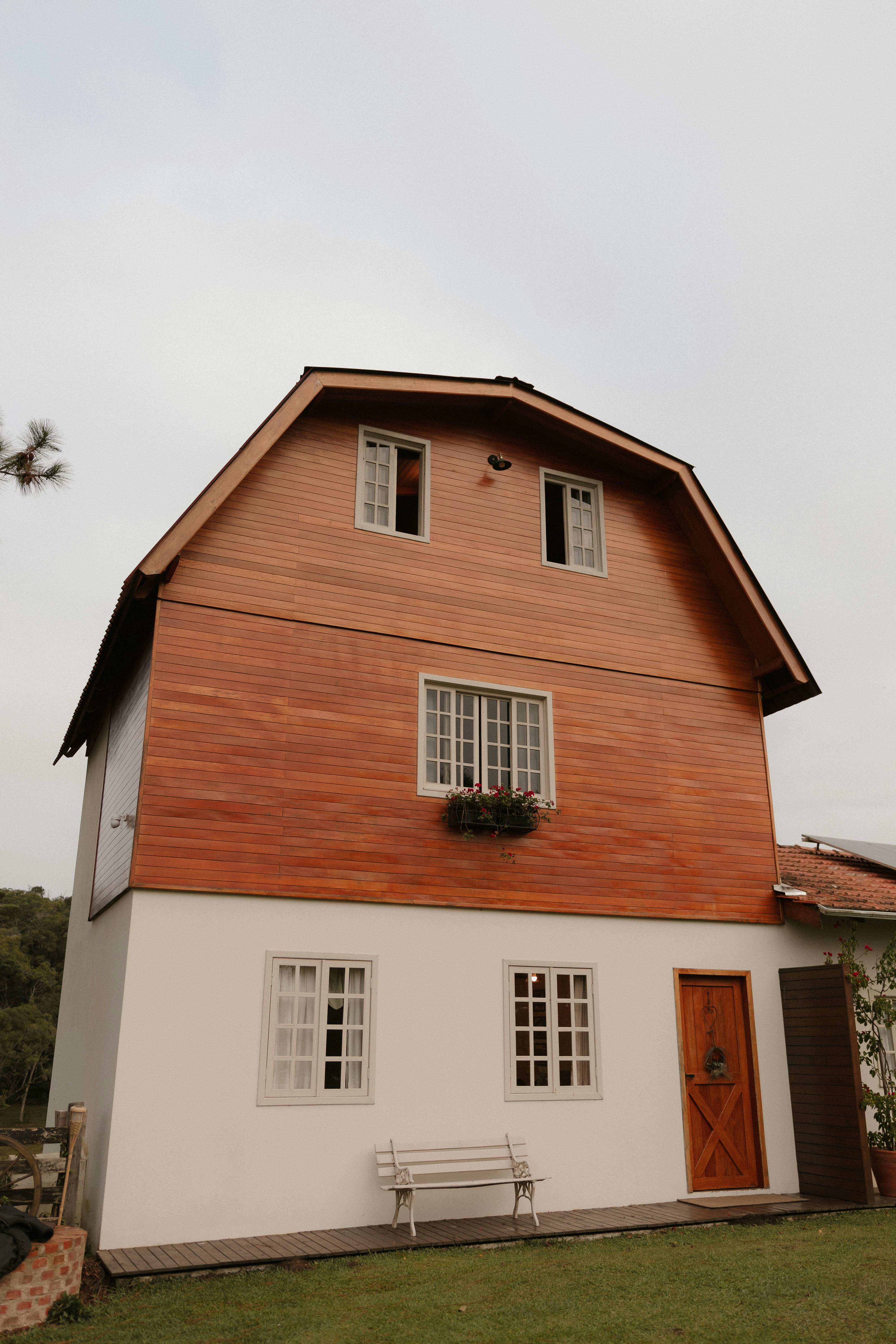 Sunlit Chalet: A Two-Story Cottage with Warm Wood Cladding