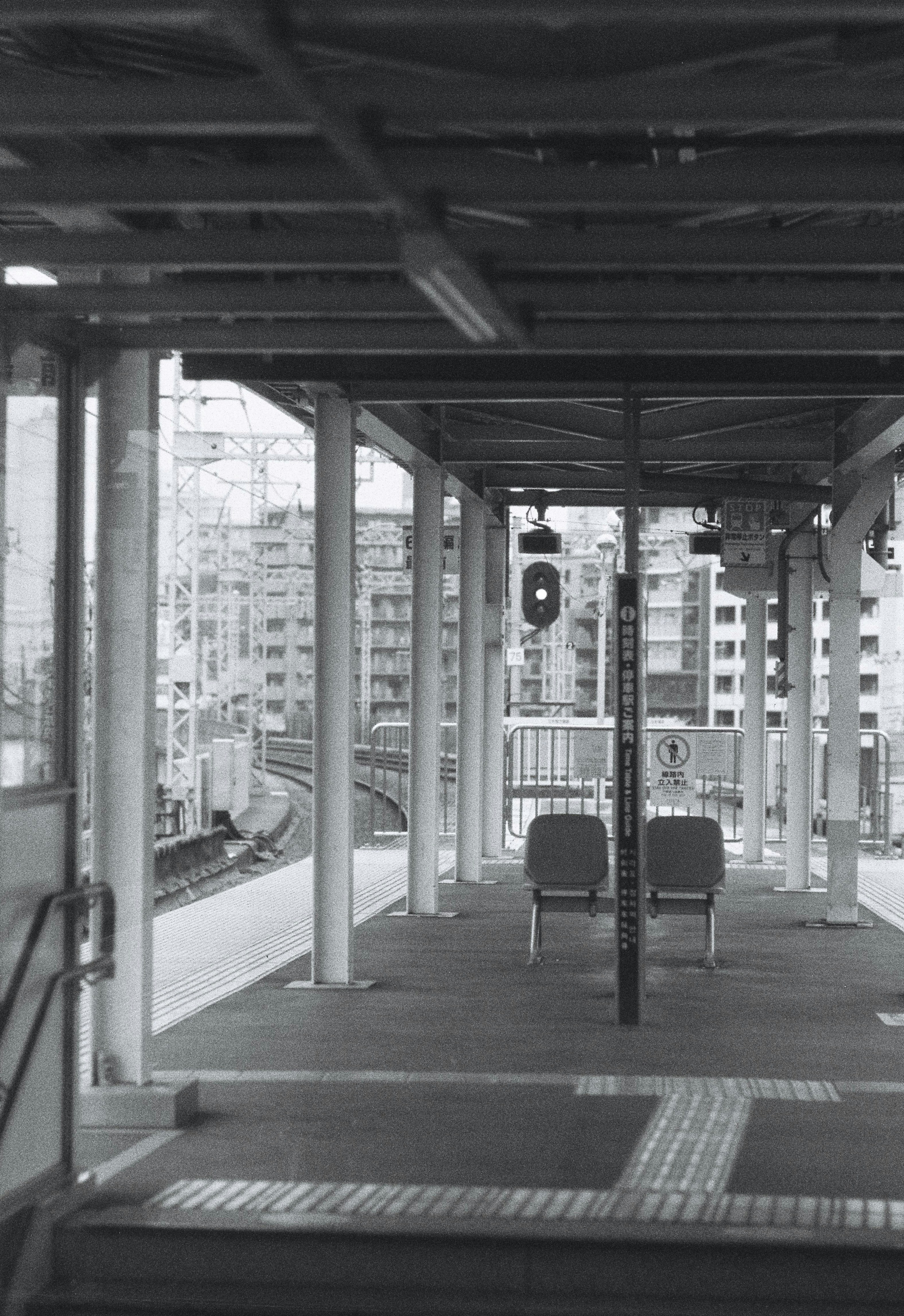 Quiet Rails: A Symmetry of Pillars Under the Platform