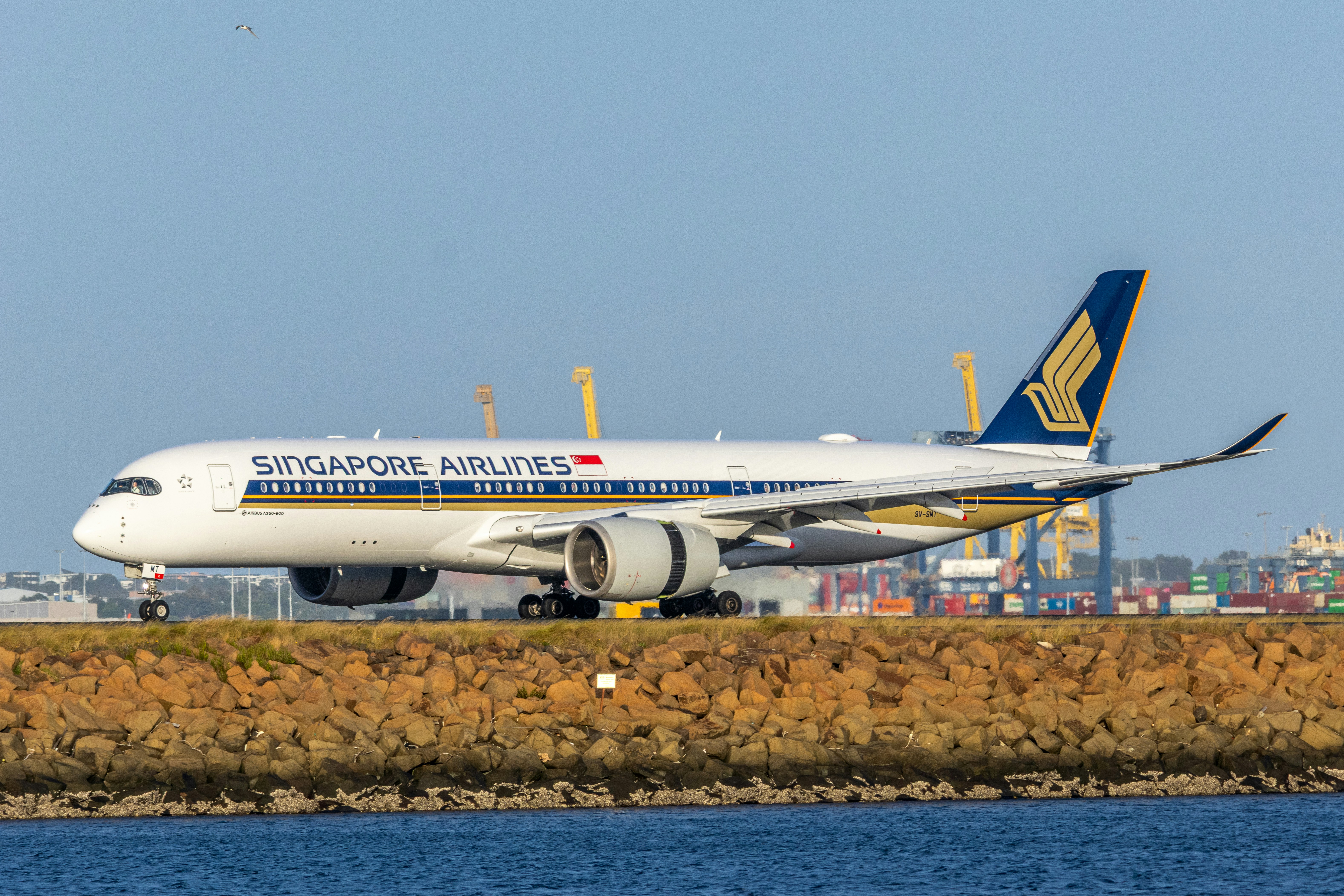 Singapore Airlines A350 at the jetty: calm harbor, sharp jetline