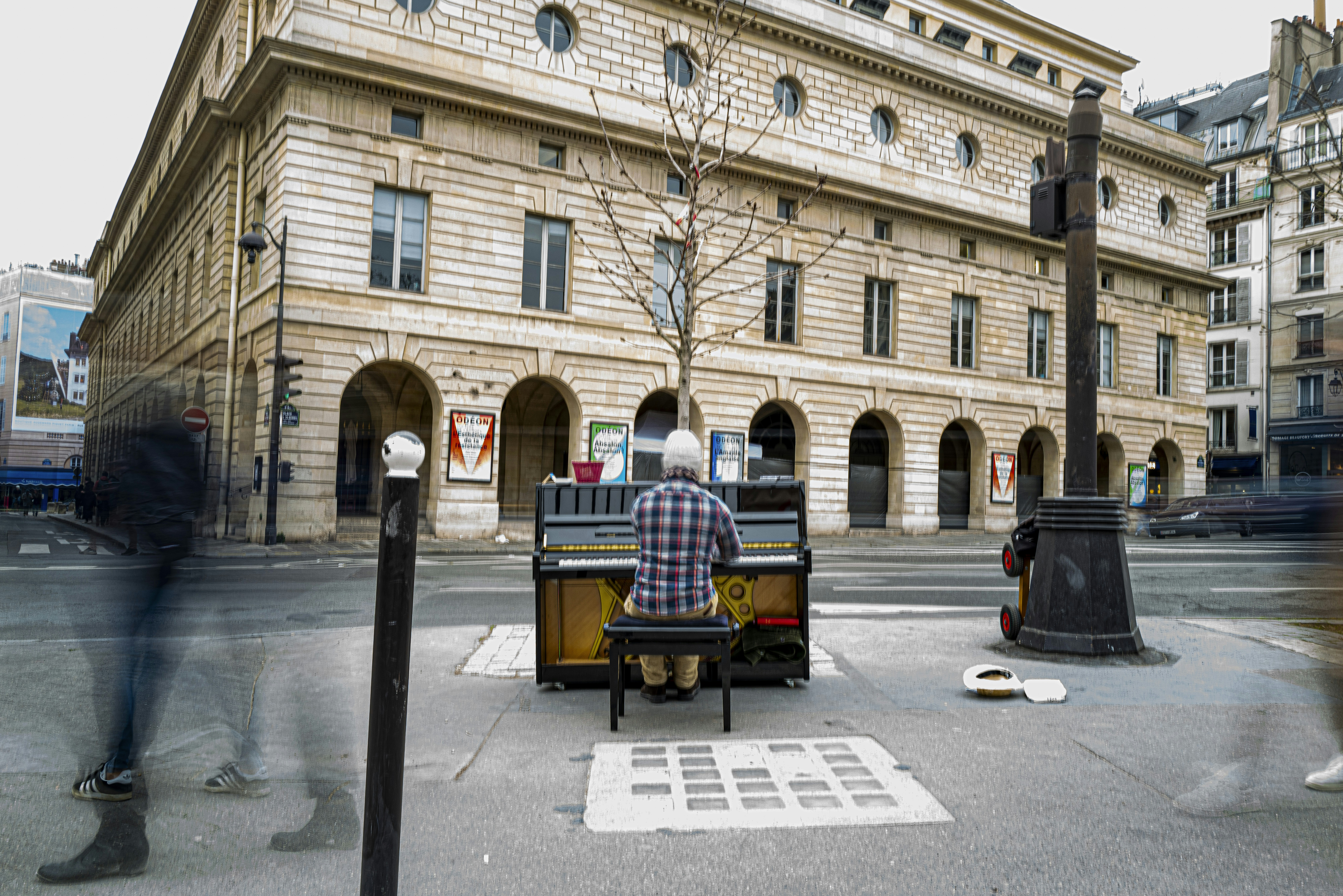 Pianist in the Public Square: A Quiet Moment Amid Movement