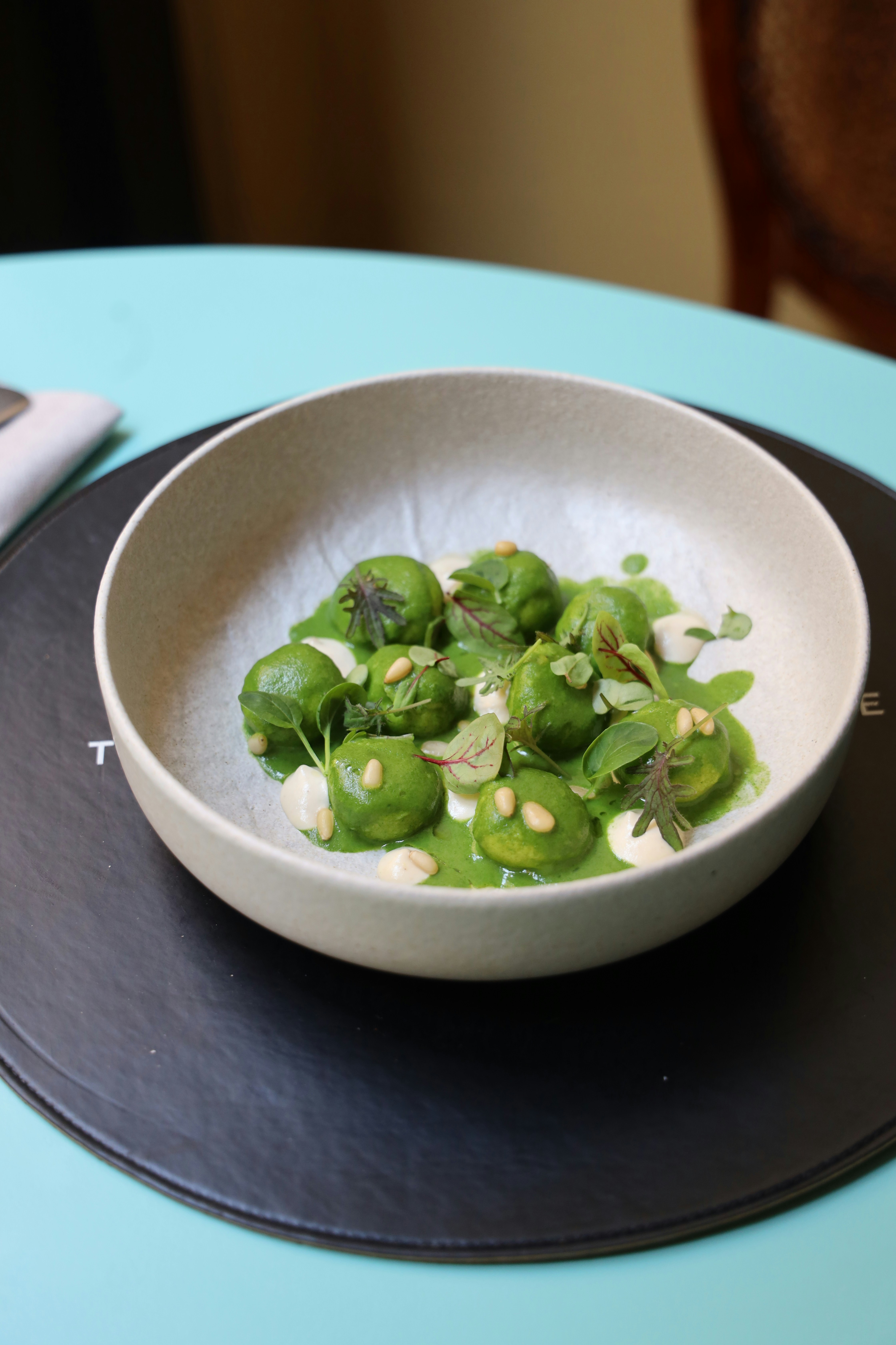 Green delícia: herbaceous gnocchi in a creamy glow