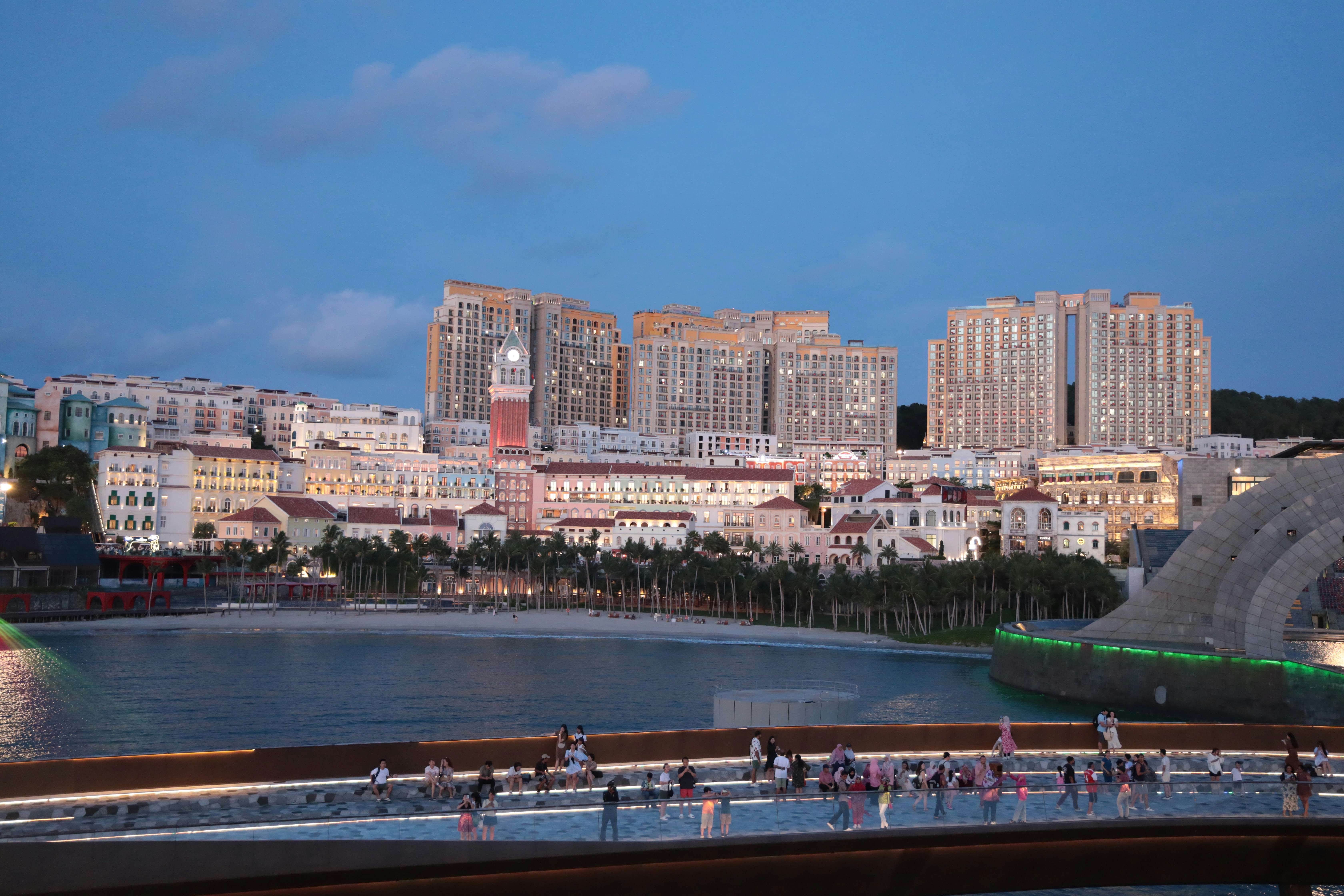 Marina Esplanade: City Heights Beneath a Calm Dusk