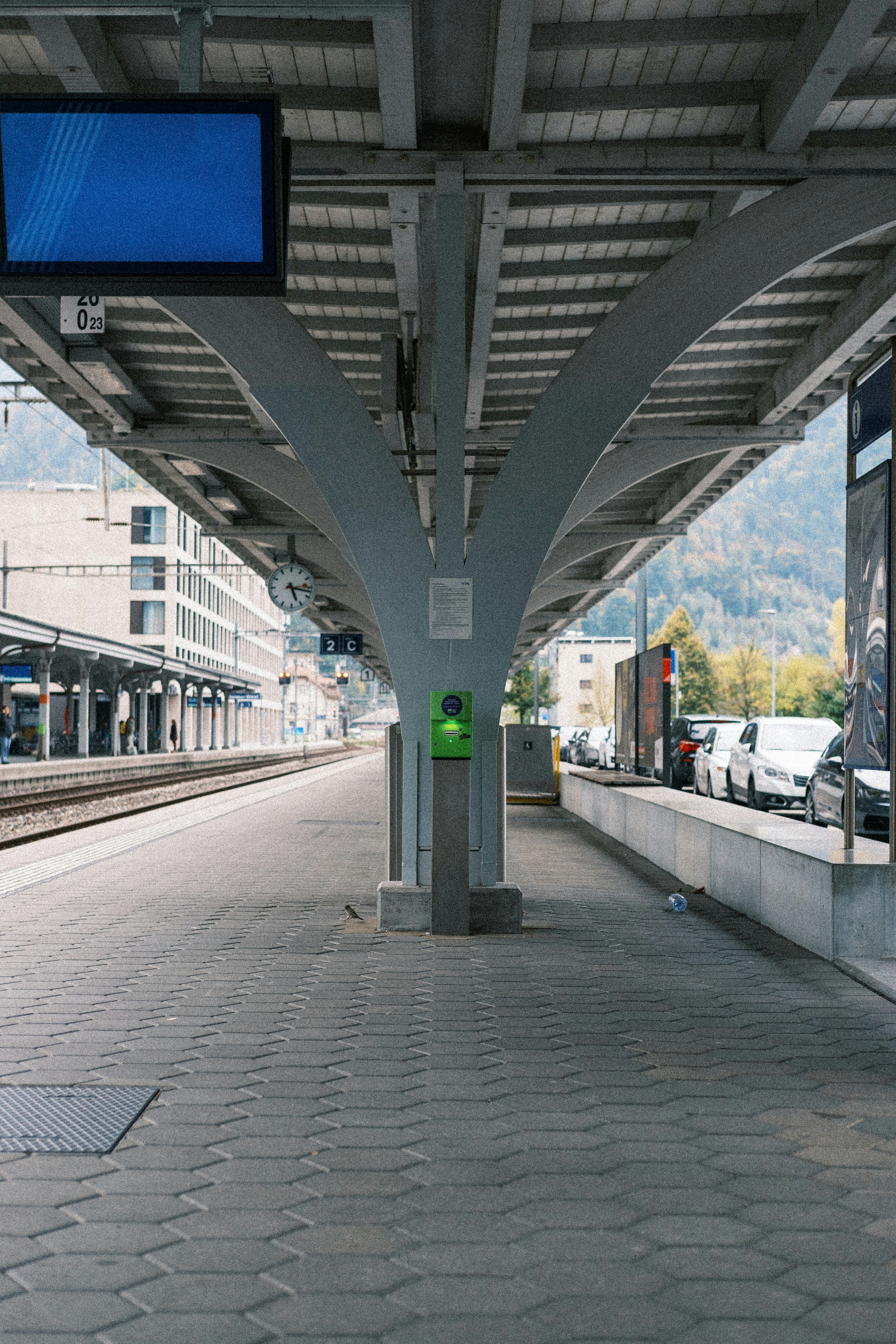 Symmetrical Platform Aisle Under Curved Steel Beams