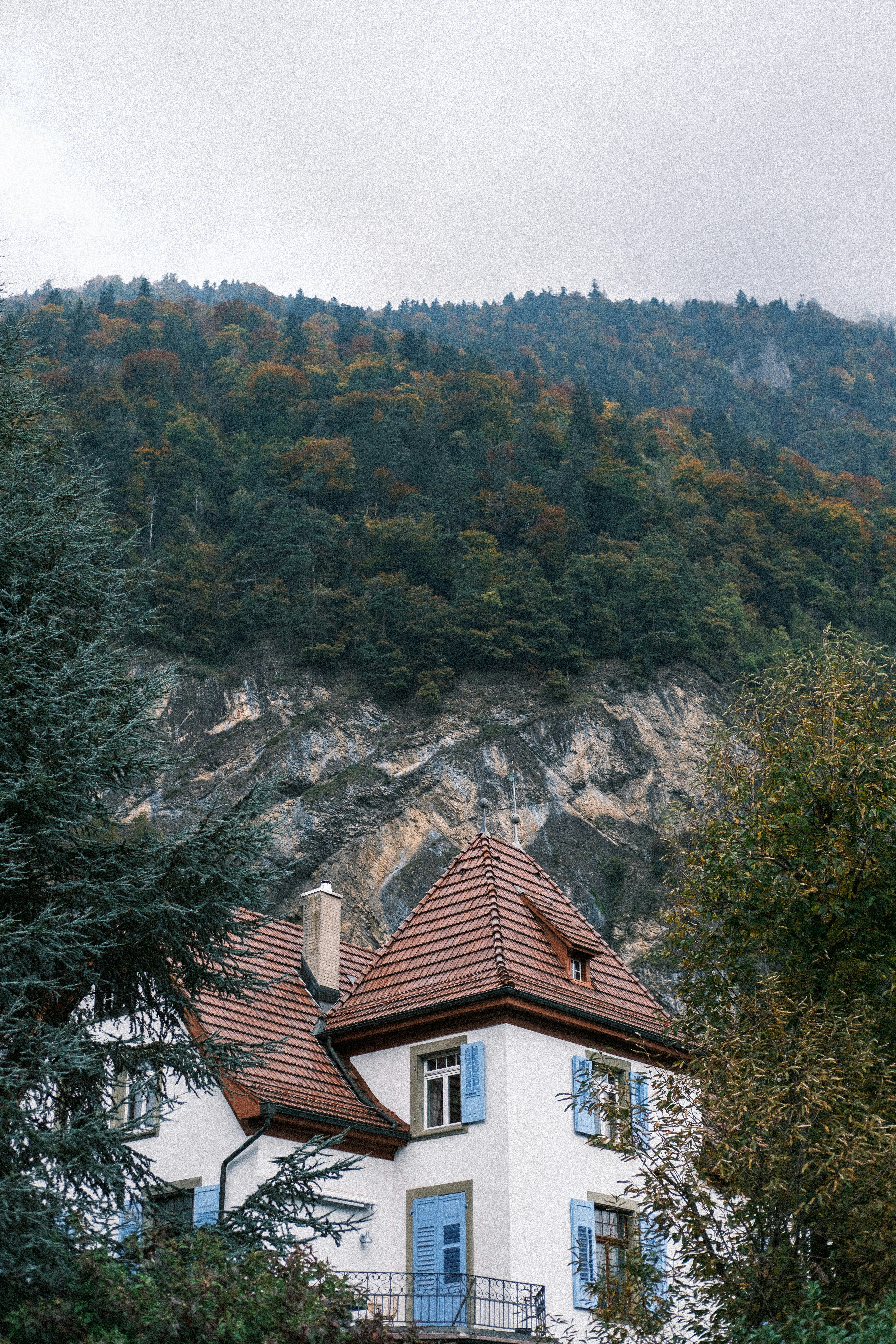 Chalet Among the Cliffs: A Quiet Alpine Retreat
