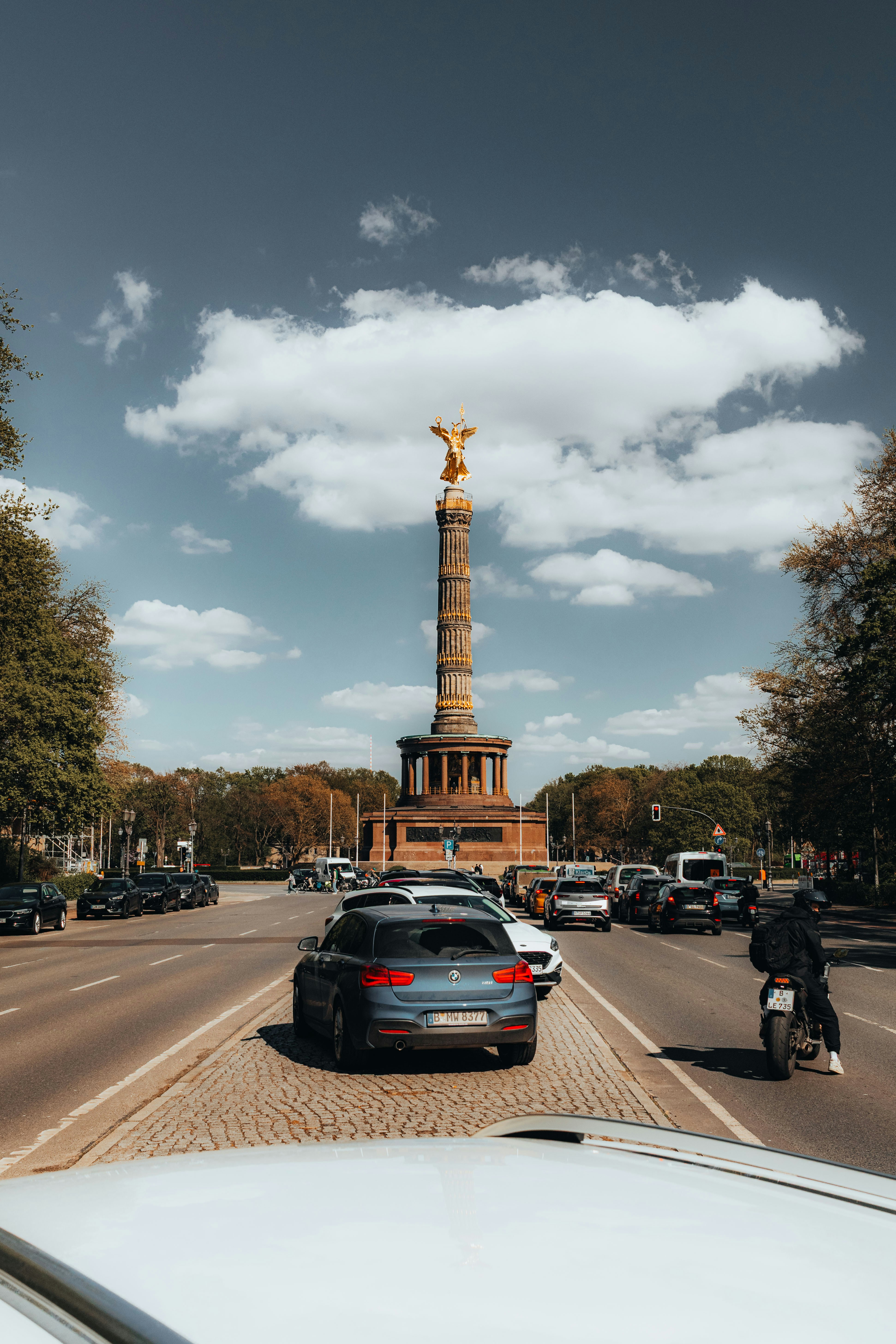 Monumental Street Corridor: Traffic Moves Toward the Victory Column