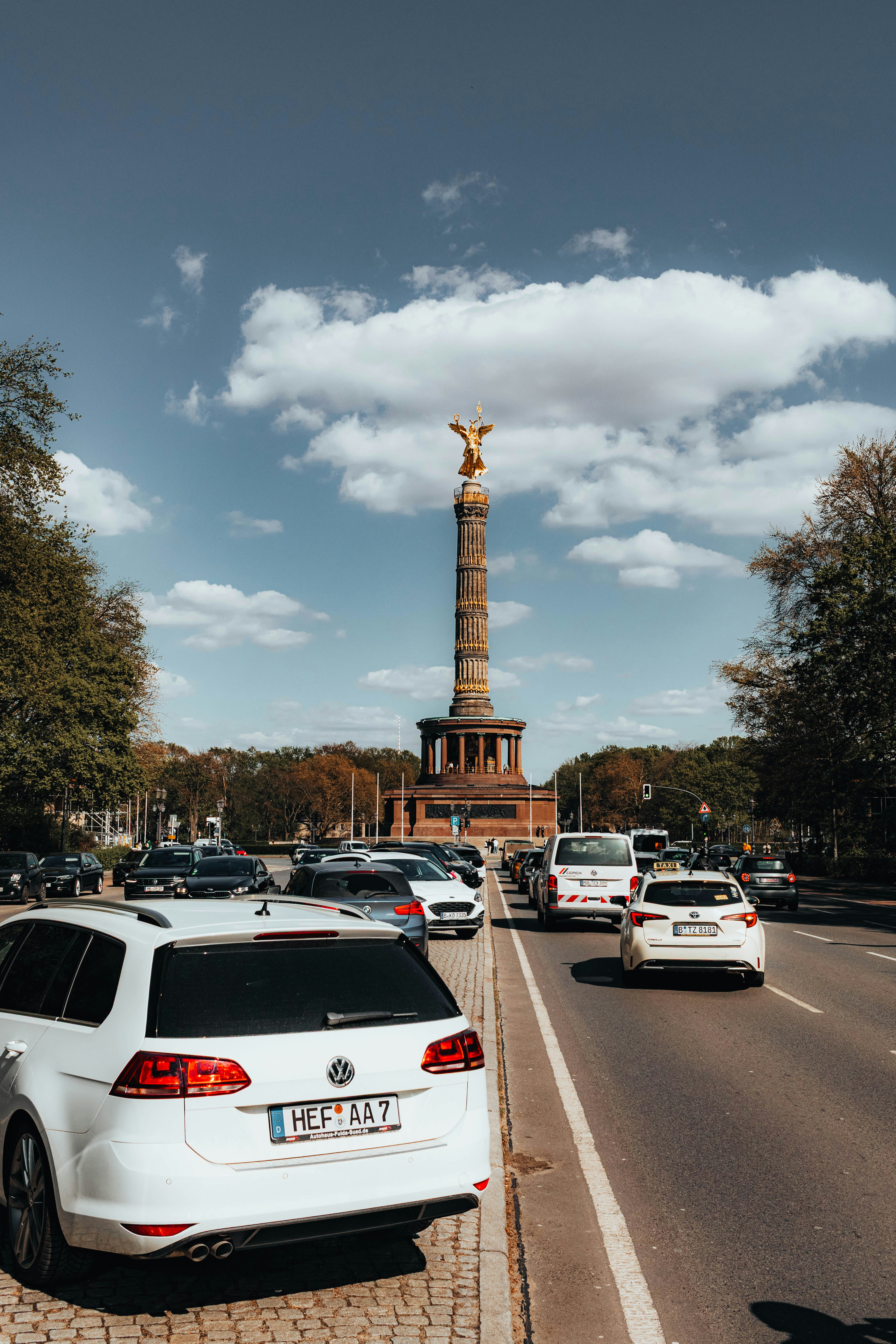 Tower of triumph: monument rising over Berlin’s busy avenue