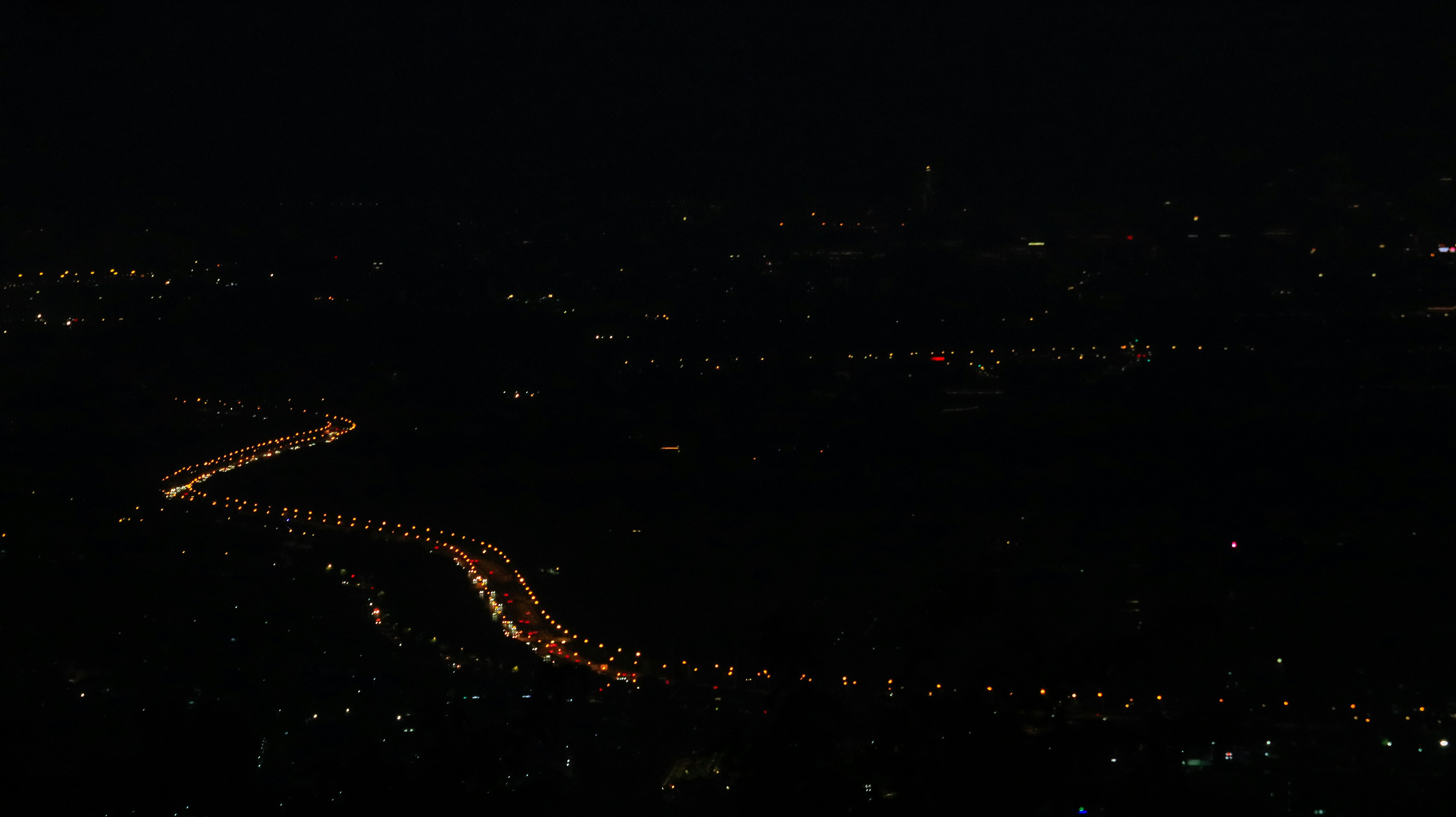 Nocturnal Highway Ribbons: A Velvet Night Drawn by Tail Lights