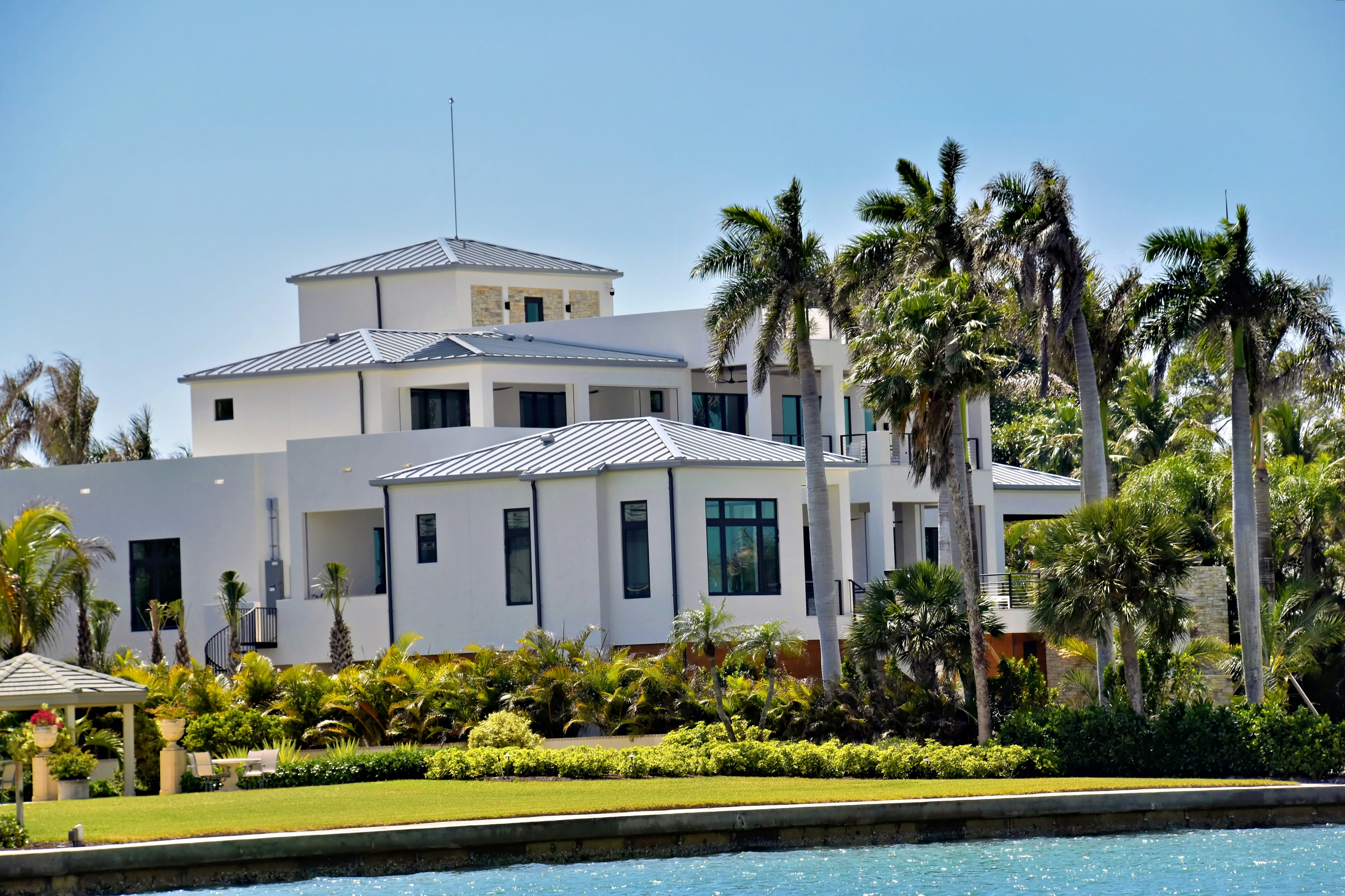 Waterside Estate: A Sunshine-Soaked Modern Villa Rise