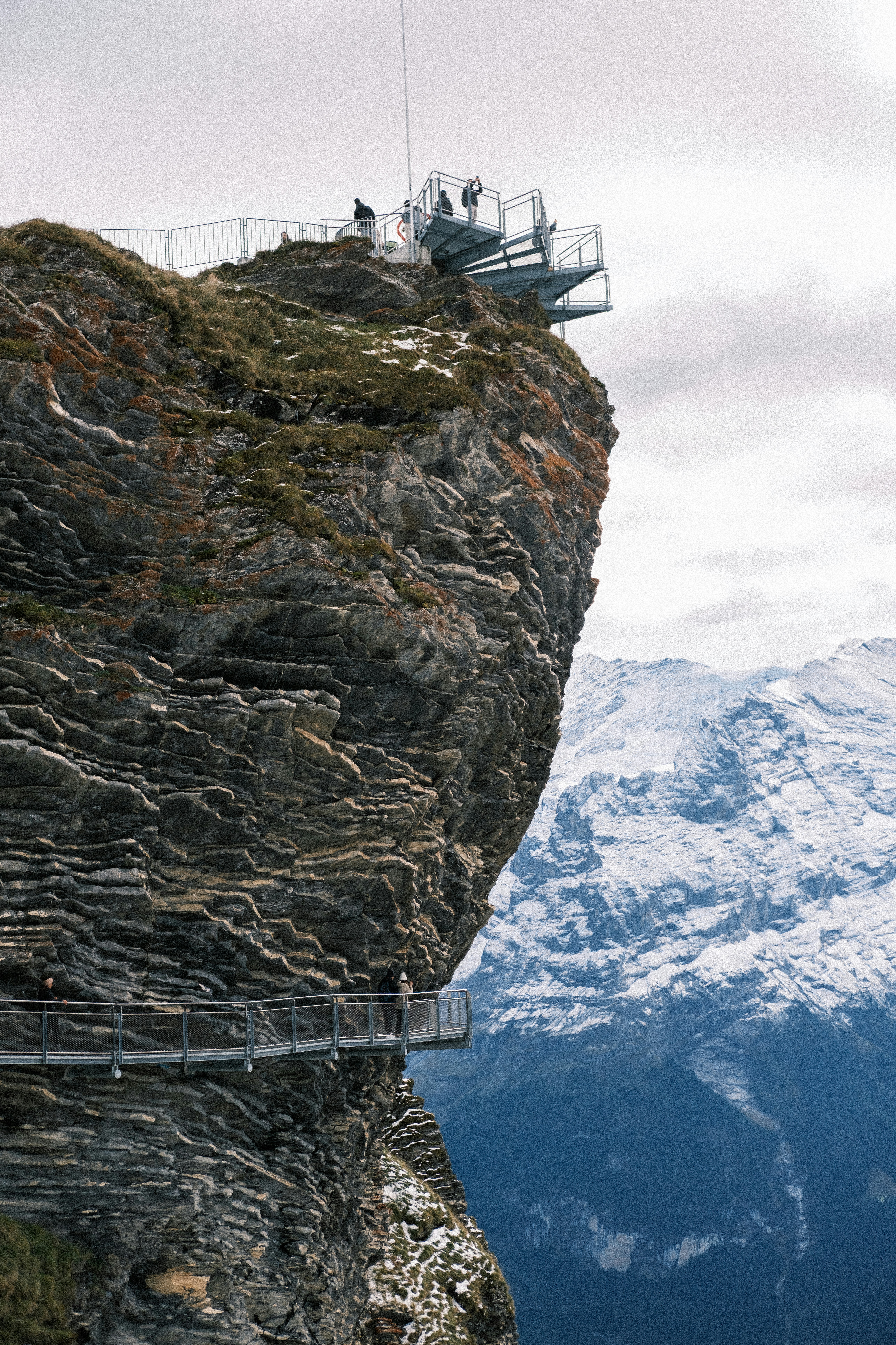 Overlook on the Edge: A Suspended View from the Cliff