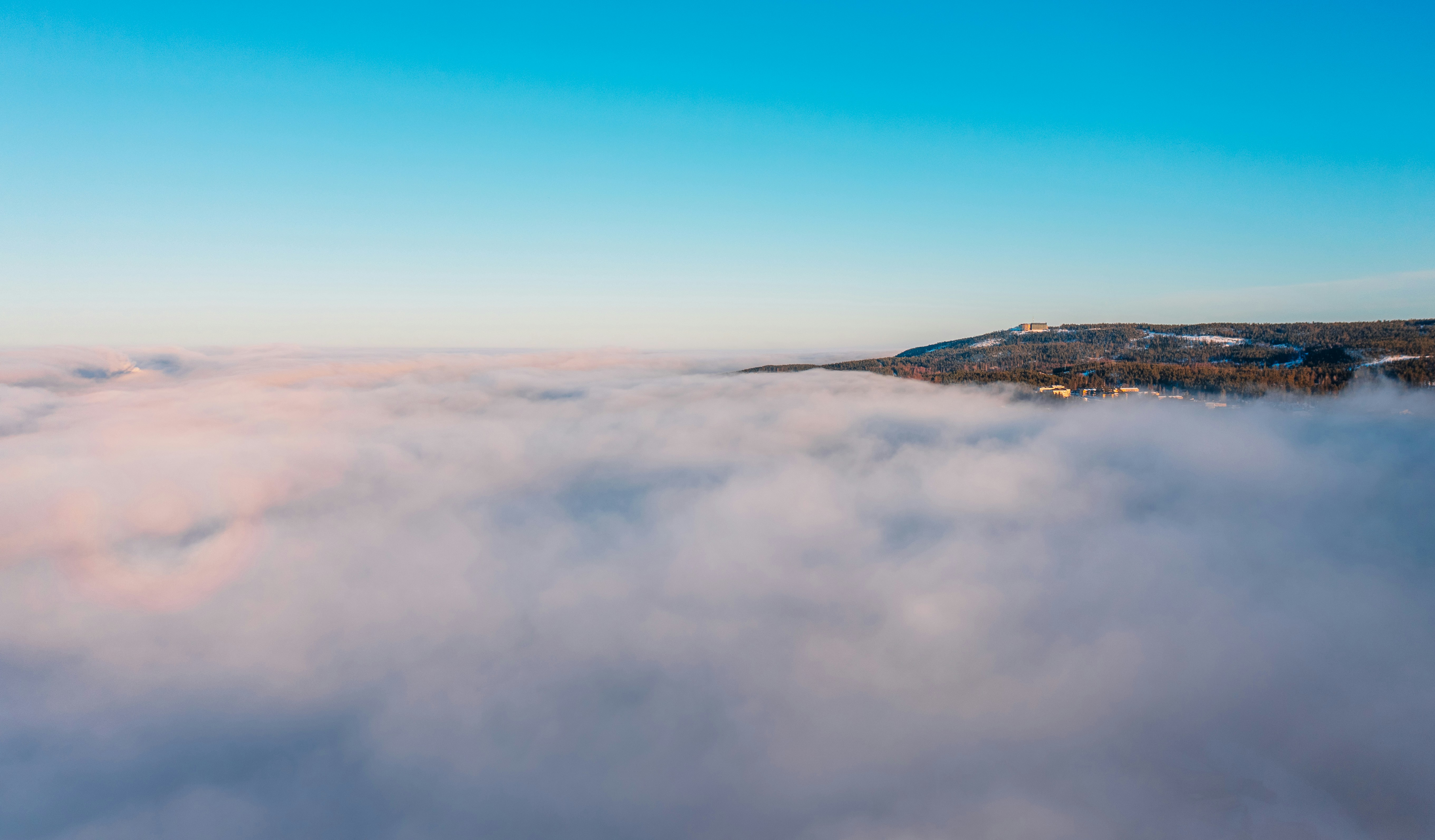 Dawn Mist Over the Cliff: A Sky-Soaked Horizon Above Cloud Sea