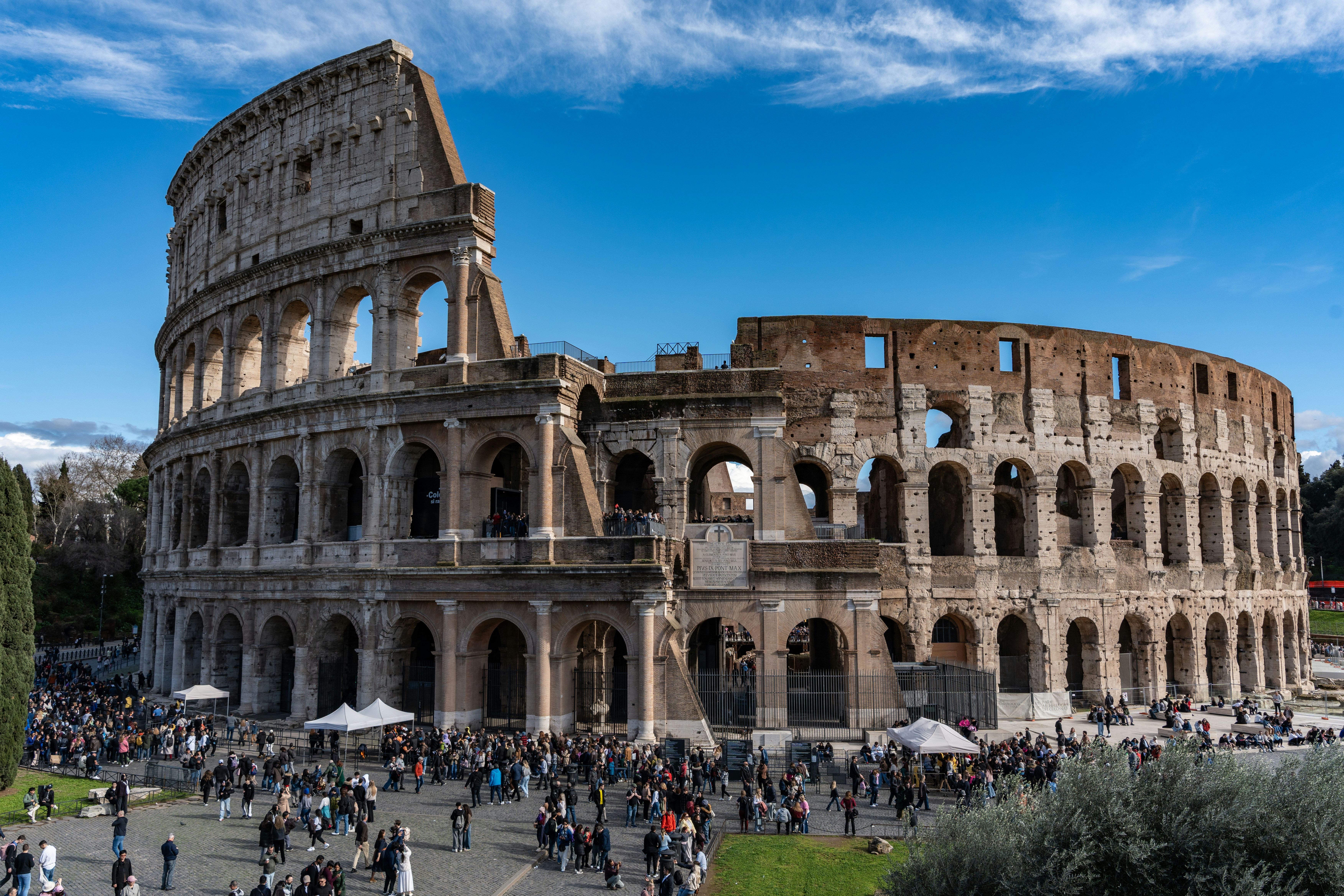 The Colosseum’s Evening Pulse: Crowds at the Ancient Stage