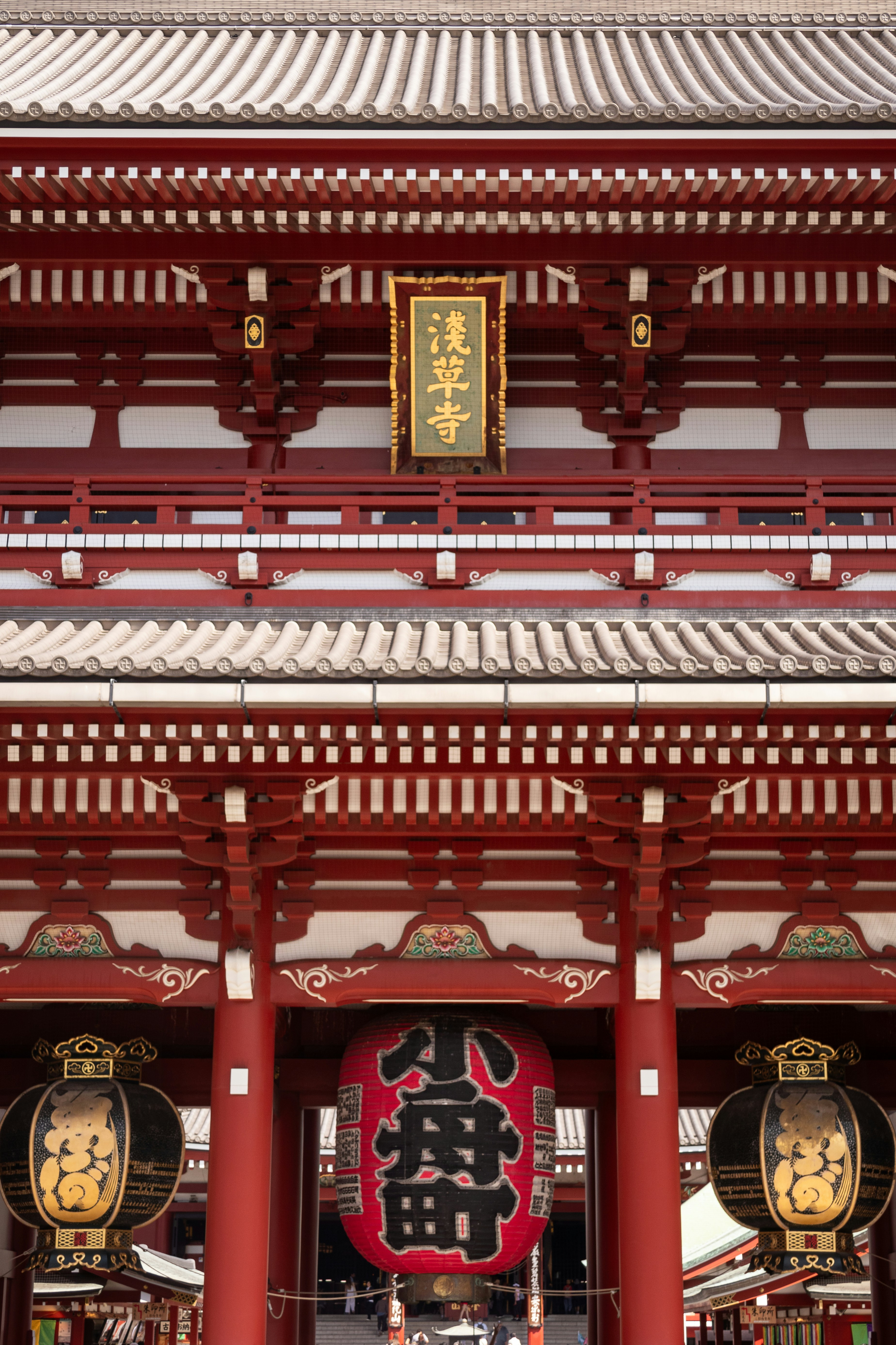 Red Gate Lanterns: A Framing of Temple Grandeur